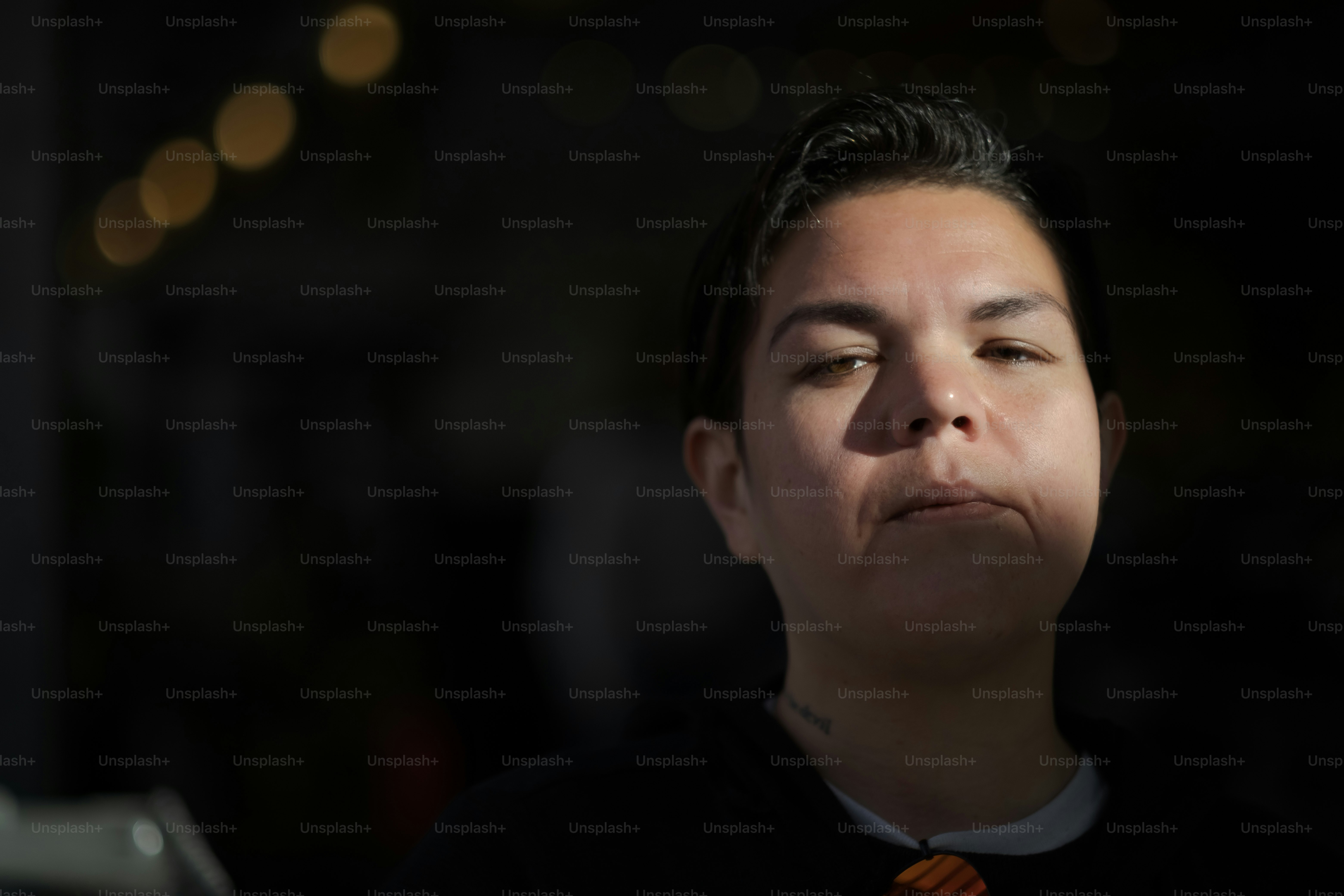 Foto Una persona con corbata y fondo oscuro – Multirracial Imagen en ...