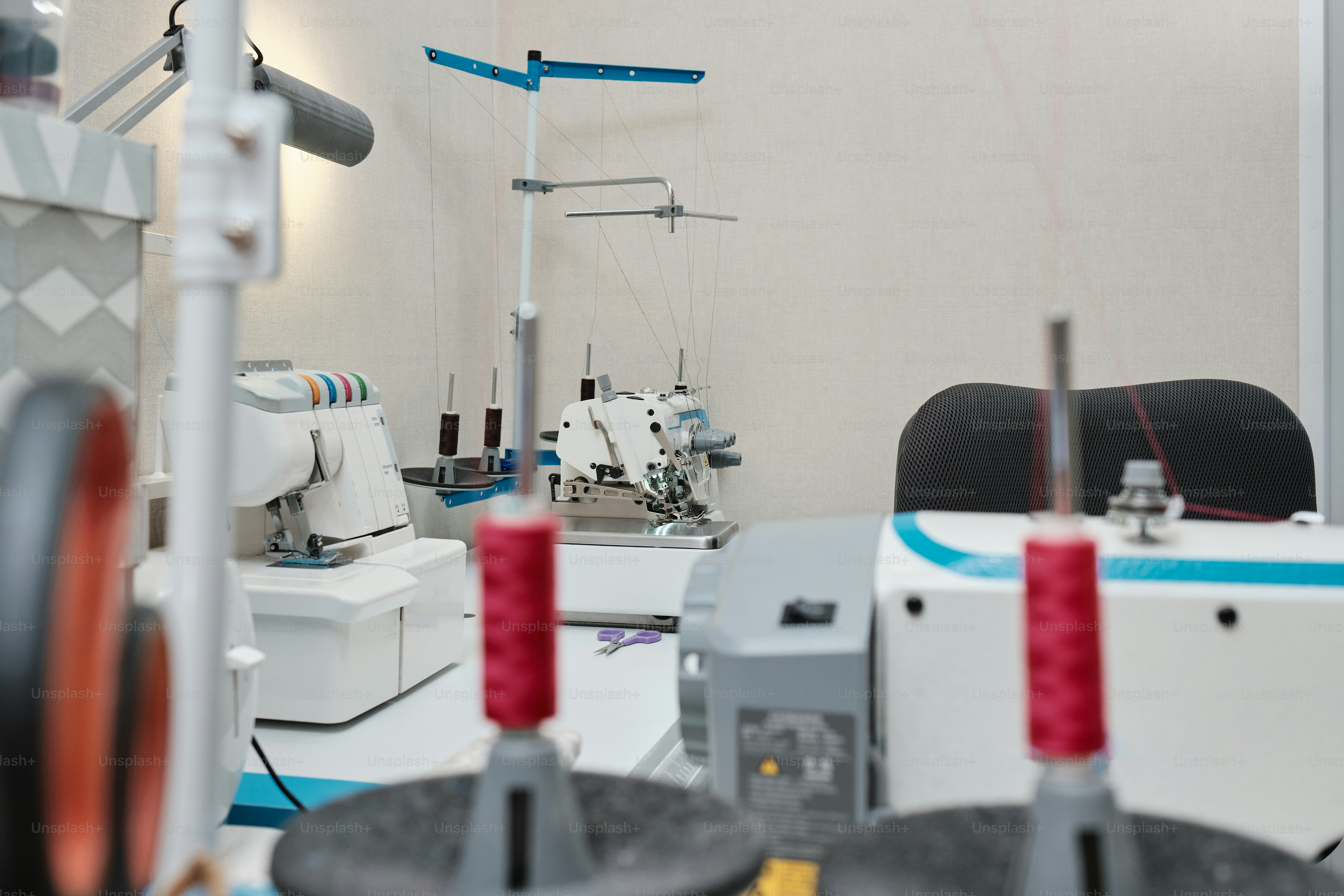 Une pièce avec une machine à coudre et d’autres machines à coudre photo – Image de Professionnel ...