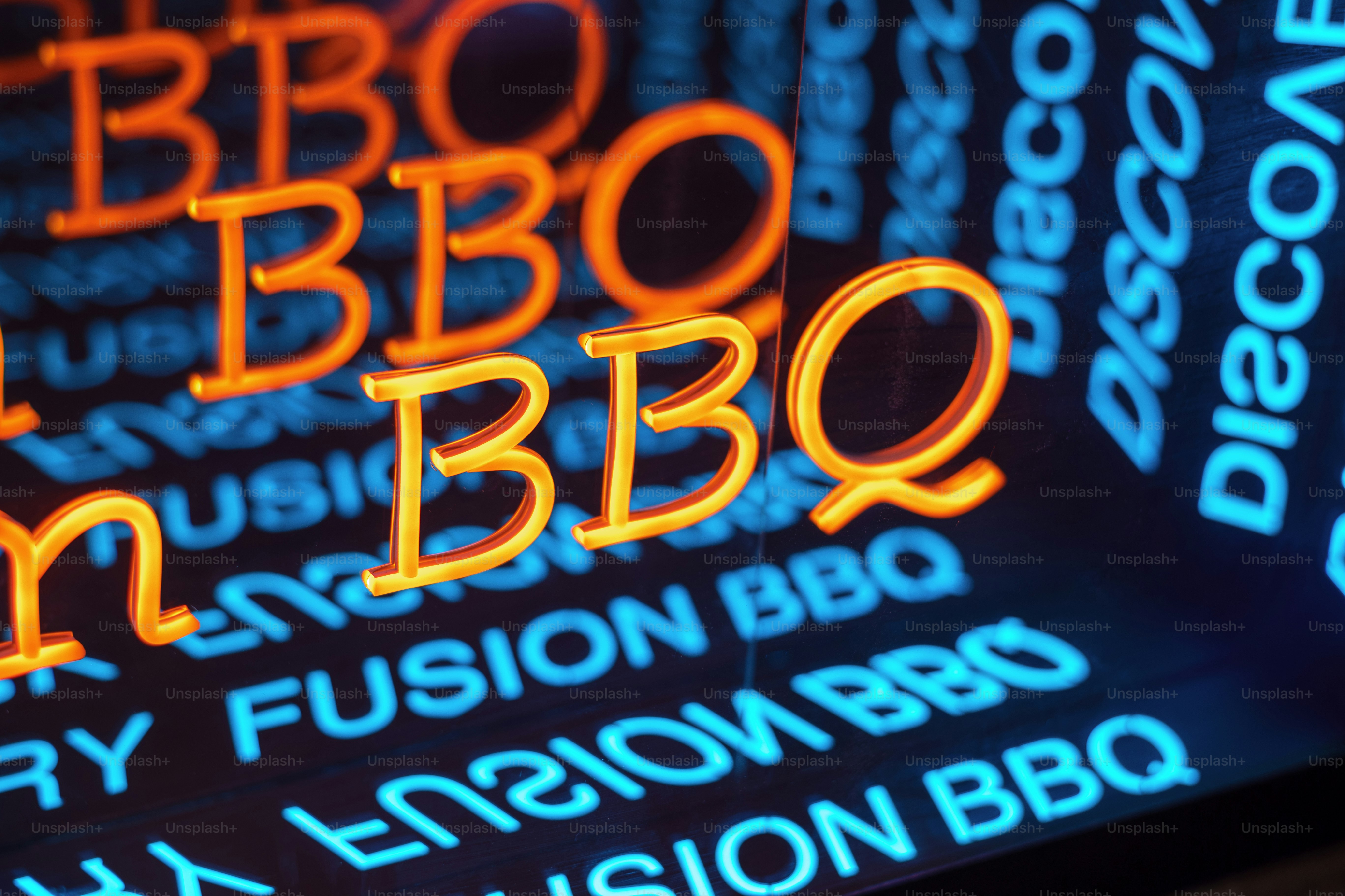 Un primer plano de un letrero de neón con palabras foto – Imagen de ...