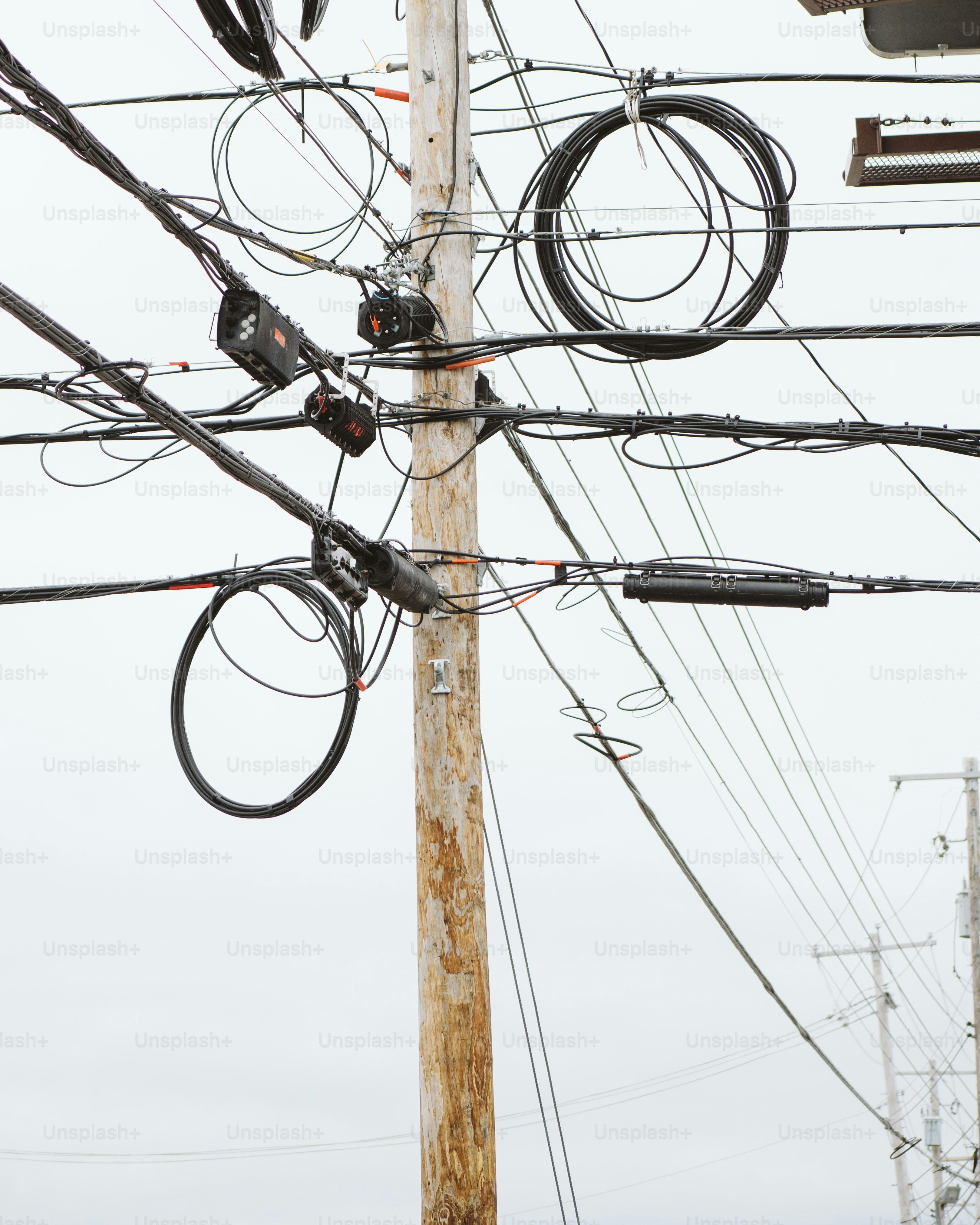 Un poste telefónico con cables y alambres conectados a él foto – Imagen ...
