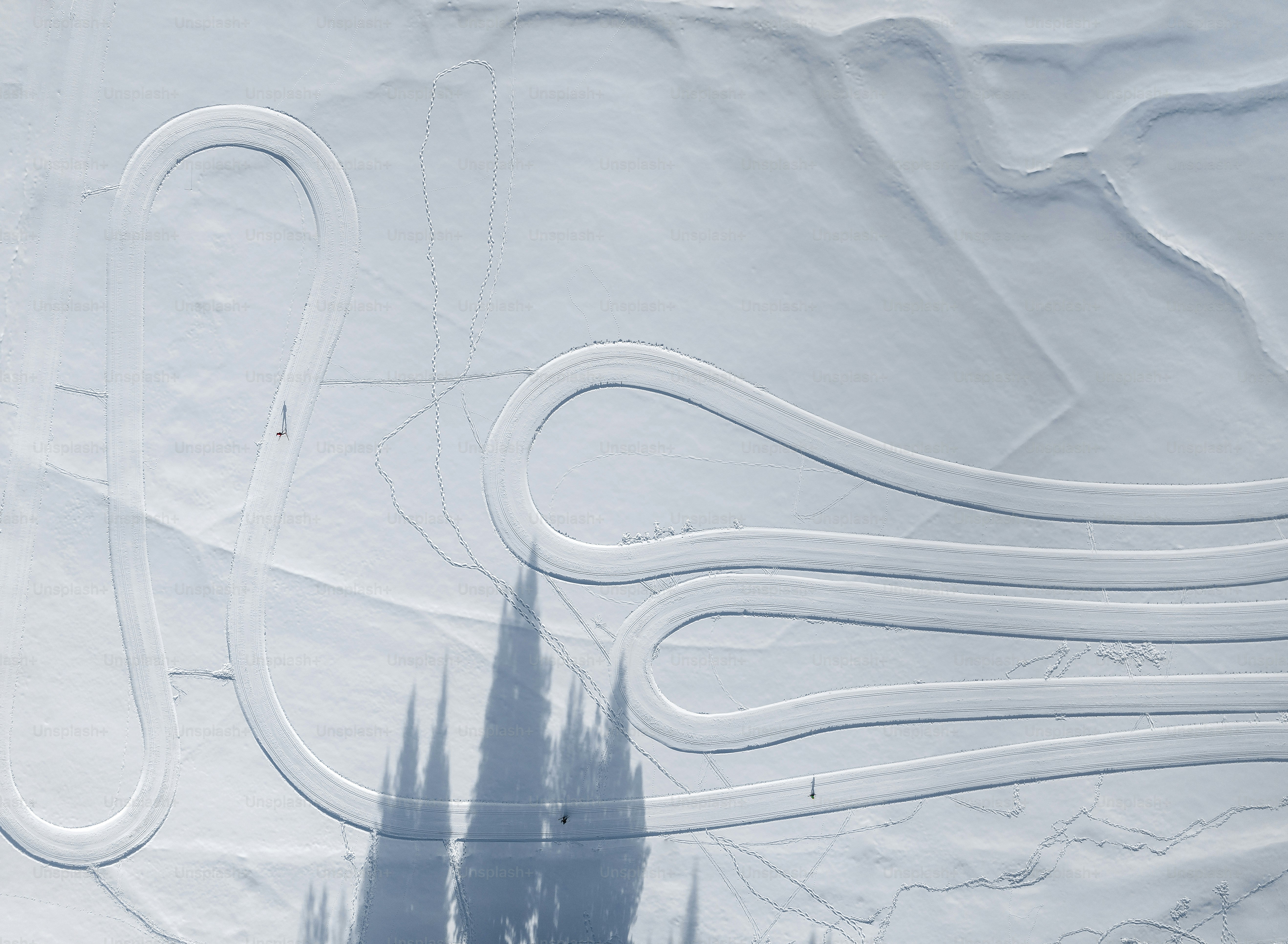 An aerial view of a building in the snow photo – Cross country skiing ...