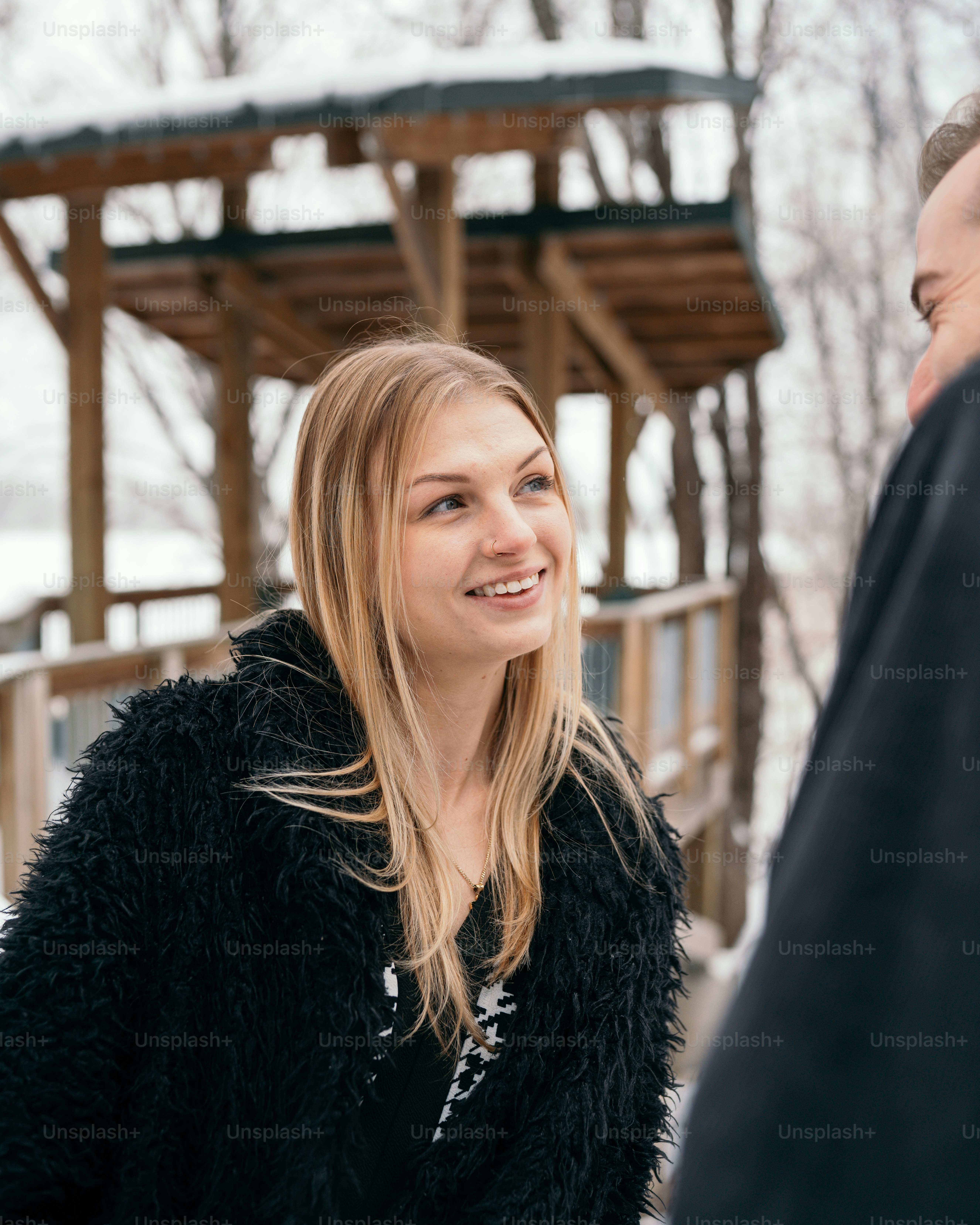 Foto zum Thema Ein Mann und eine Frau stehen nebeneinander – Bild zu ...