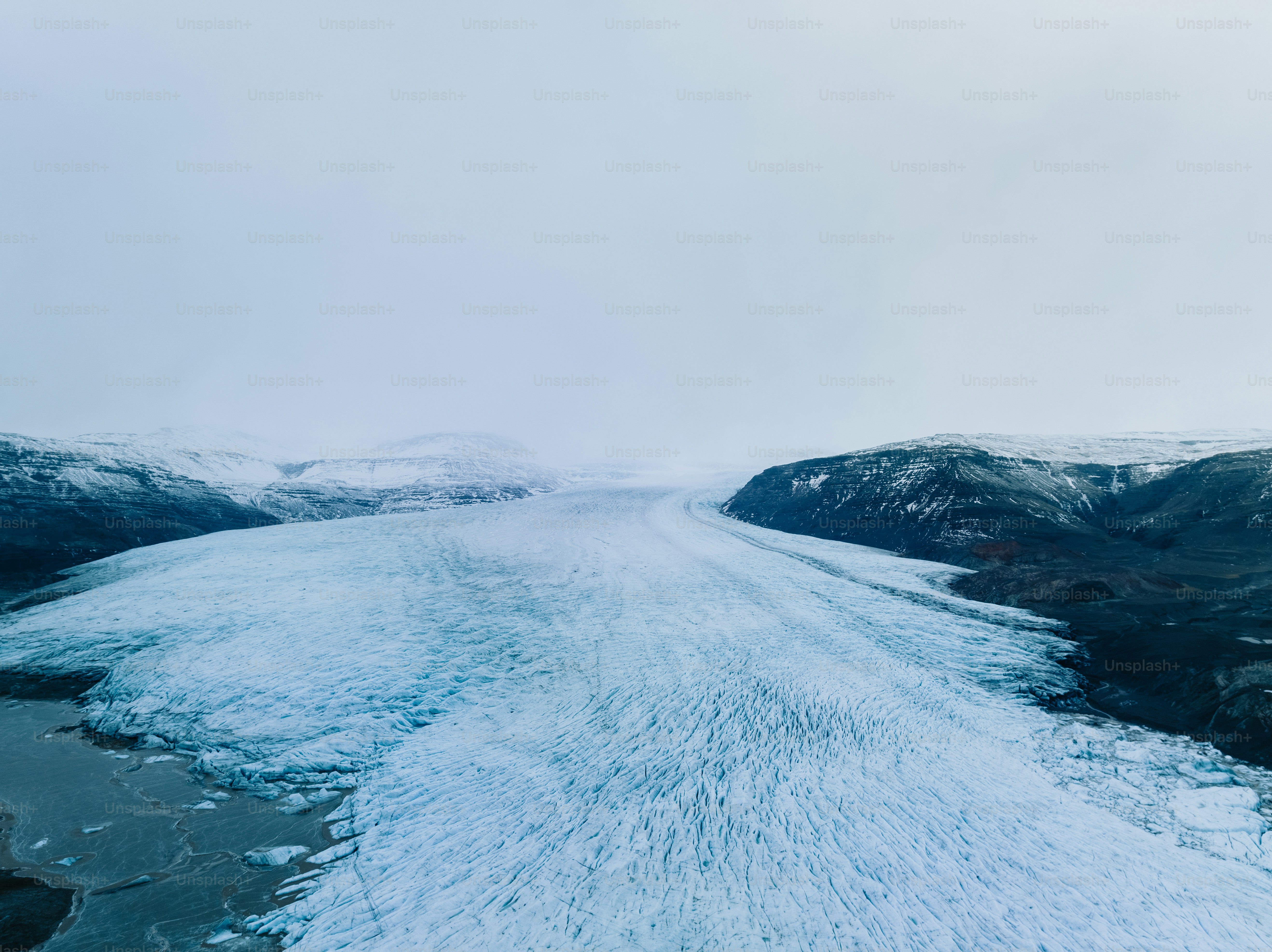 Ein großes Eisfeld mit Bergen im Hintergrund Foto – Bild zum Thema ...