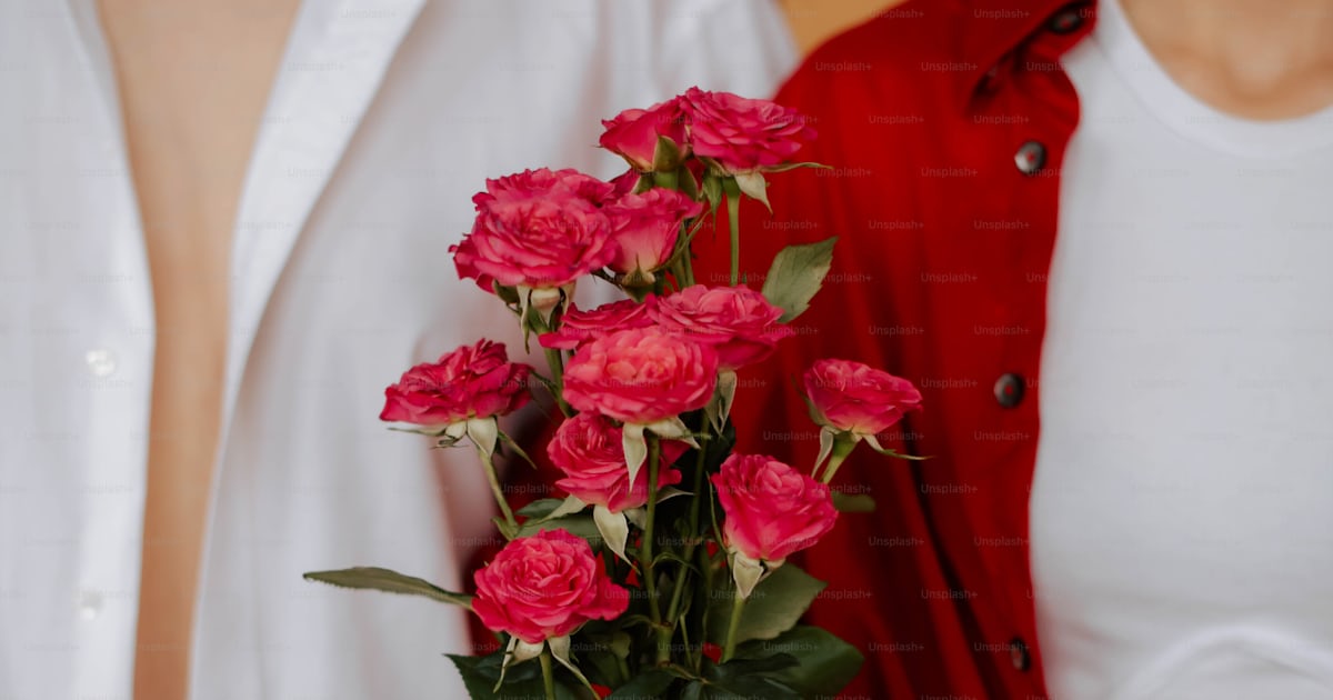 다른 여자 옆에 장미 꽃다발을 들고 있는 여자 사진 Unsplash의 꽃다발 이미지