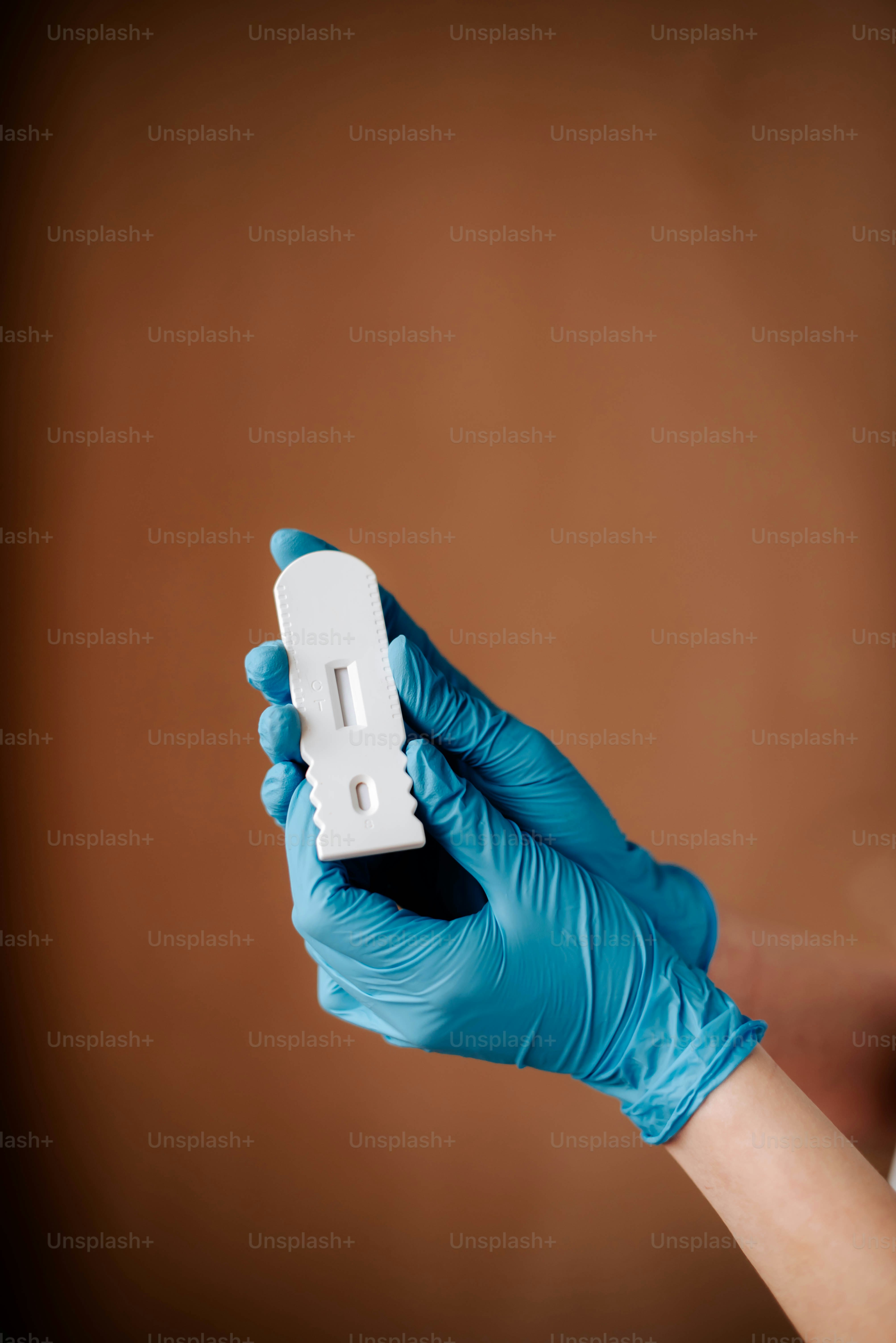 Foto Una mano enguantada sosteniendo un mando de Wii – COVID positivo ...