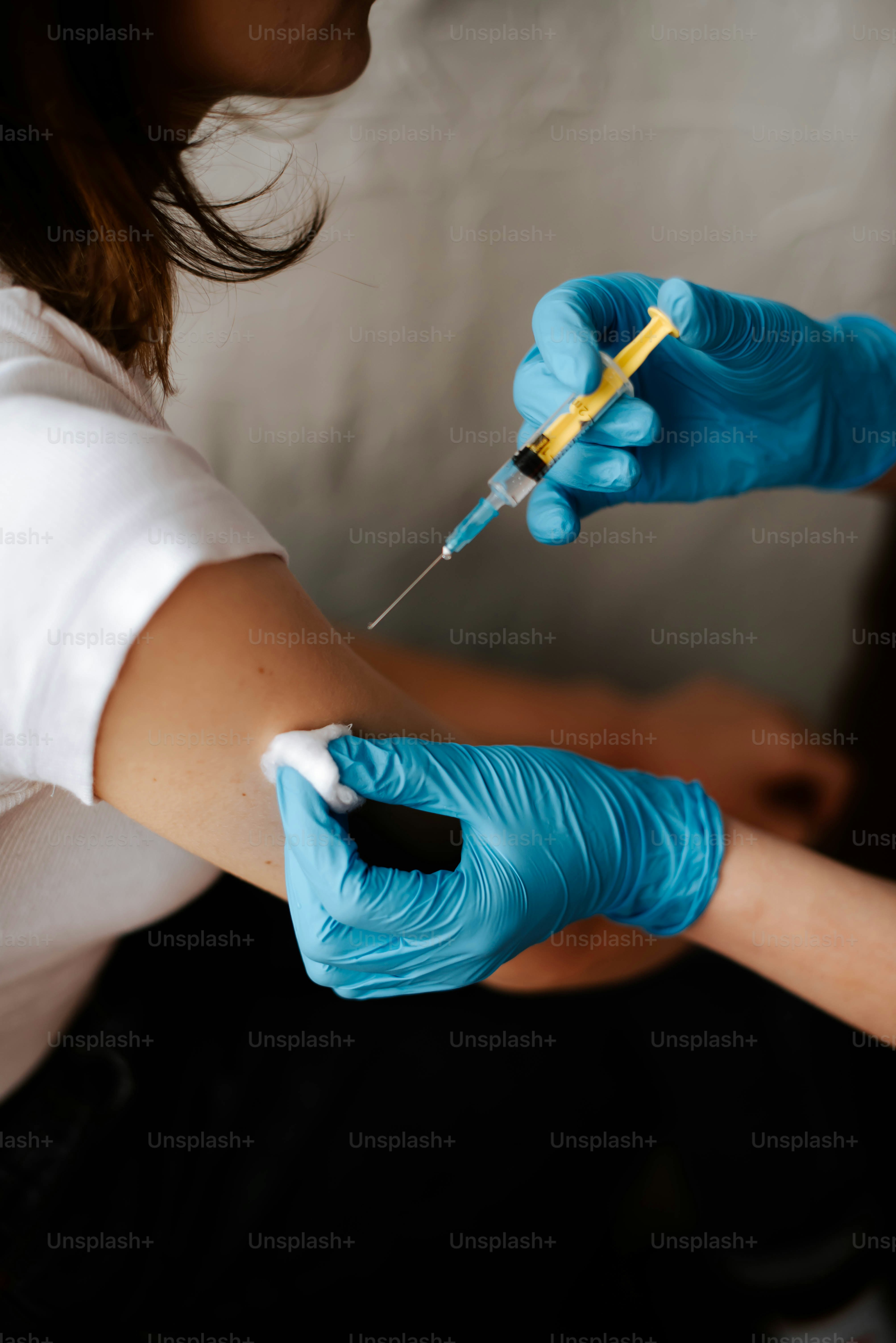 A person in blue gloves is holding a needle photo – Injection Image on ...