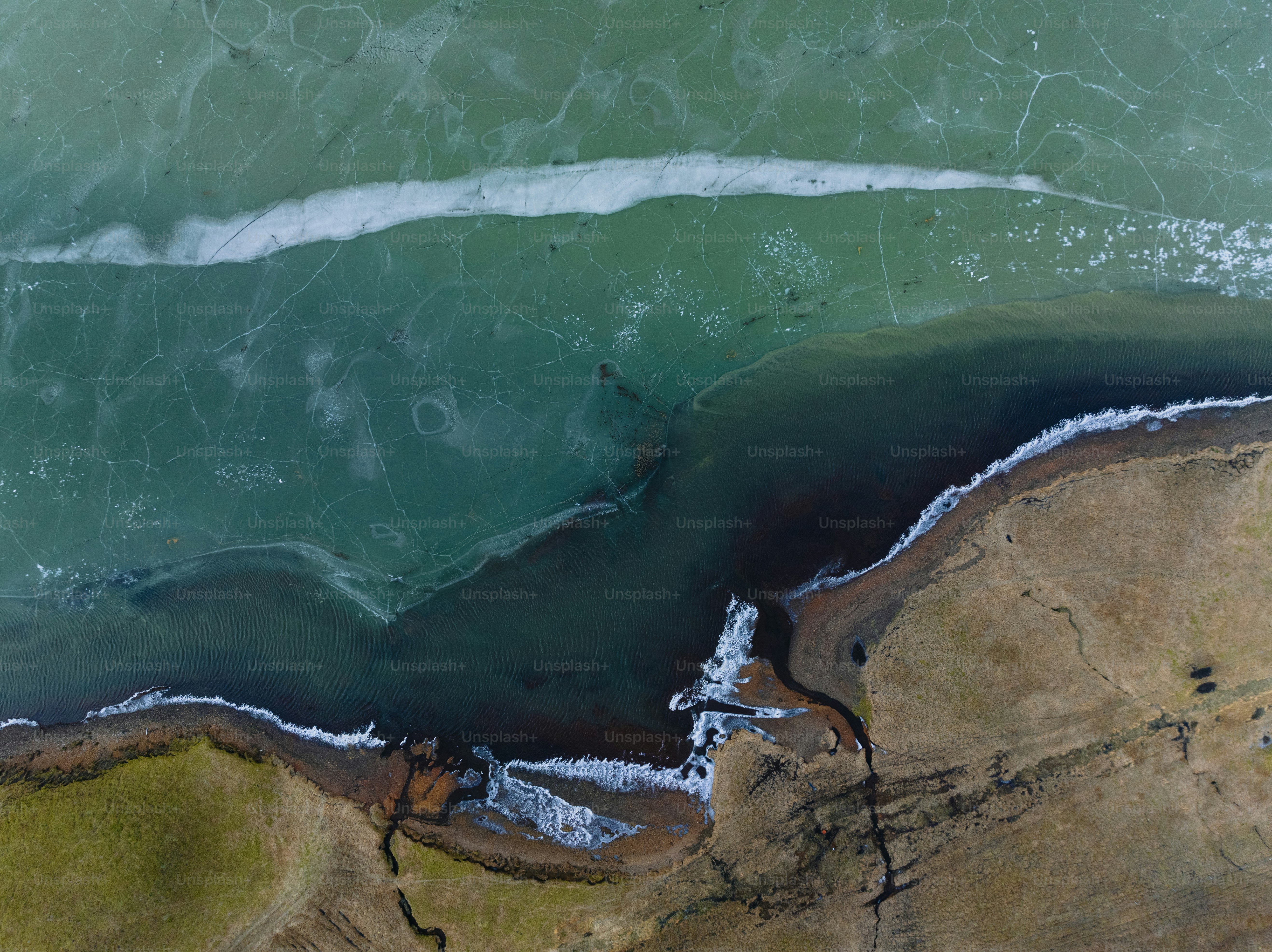 An aerial view of a body of water photo – Screensaver Image on Unsplash