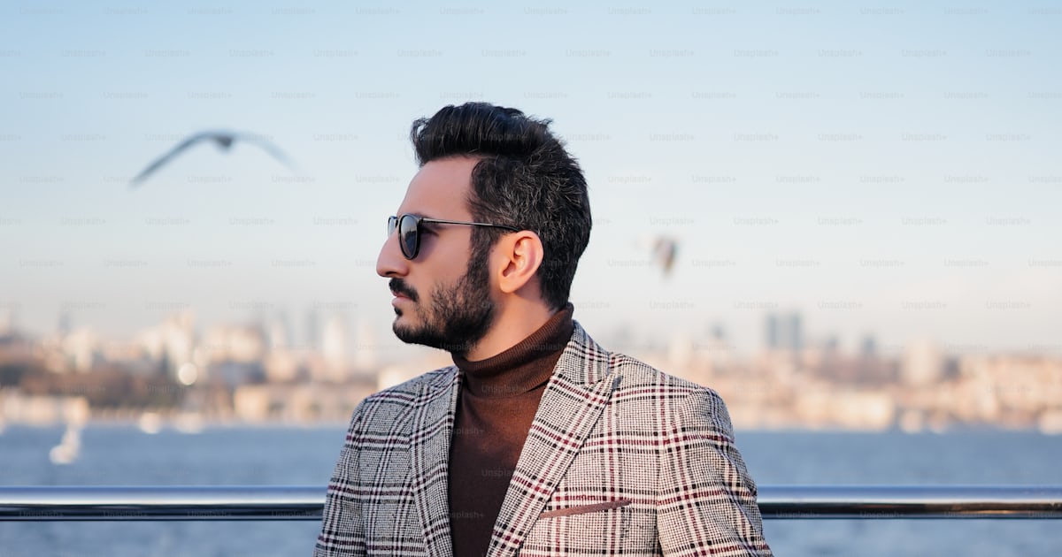 Foto Un Hombre Con Traje Y Gafas De Sol Parado En Un Bote Hombre