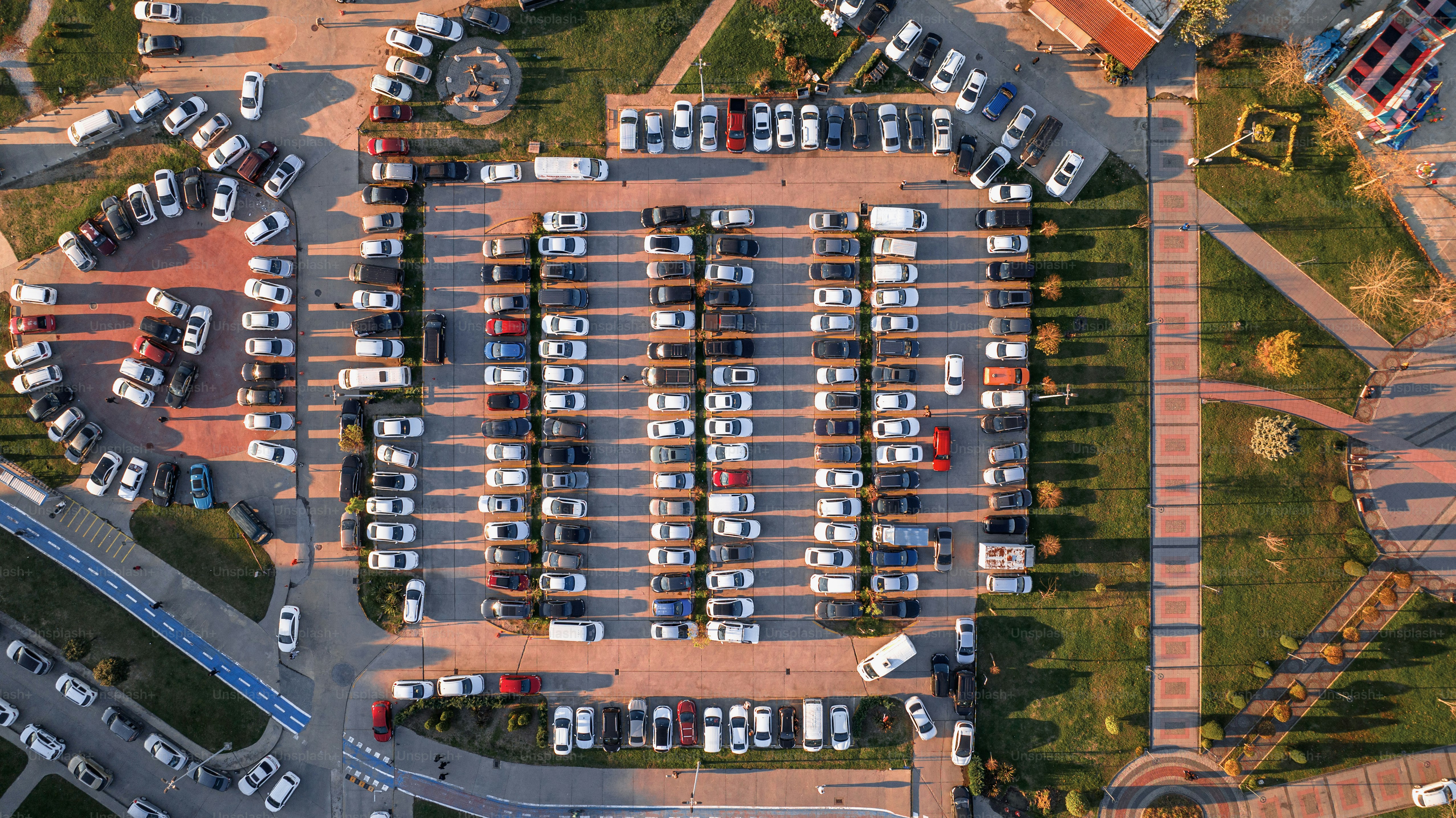 Foto Um estacionamento cheio de carros estacionados – Imagem de ...