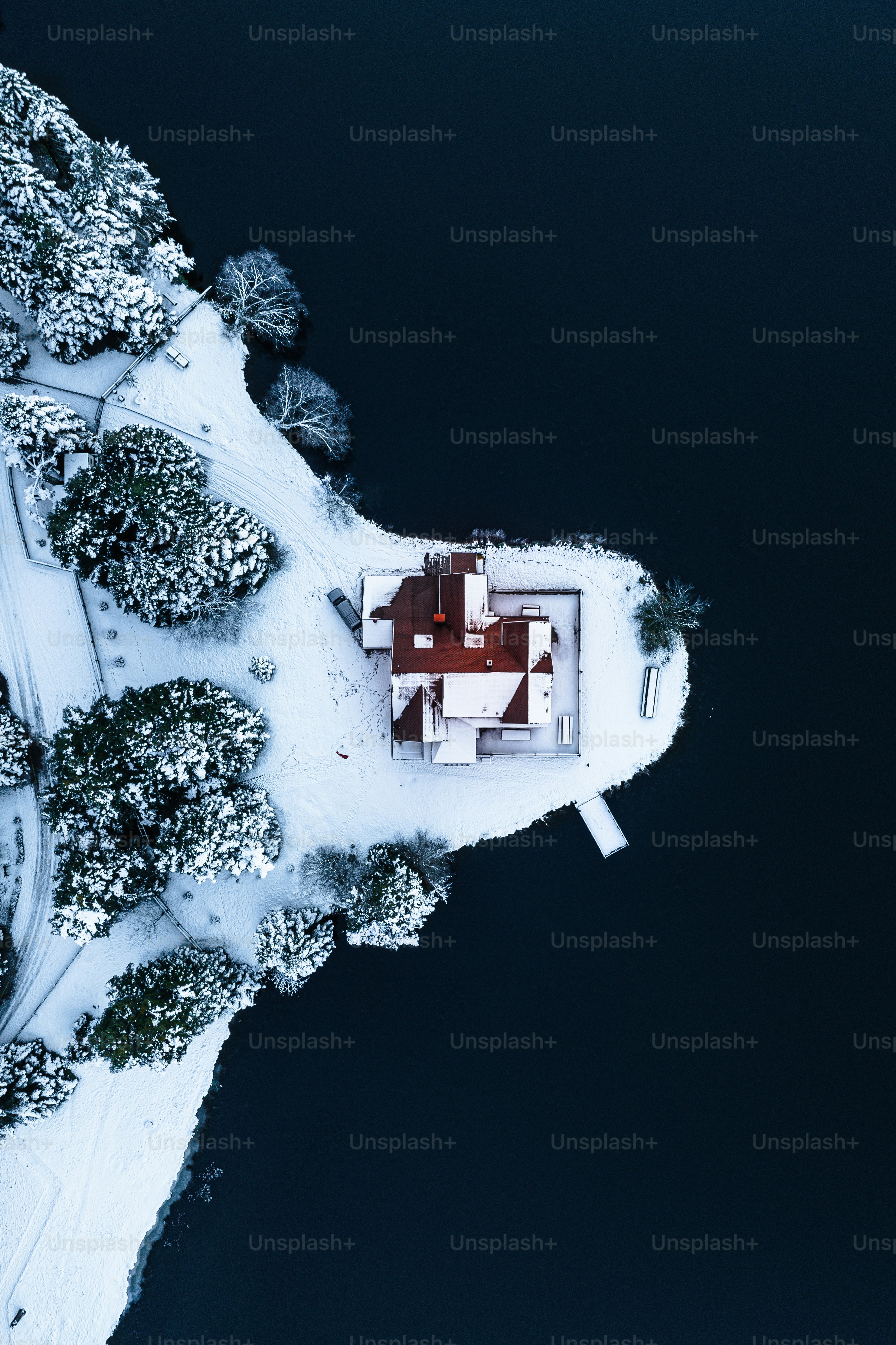 An aerial view of a house in the snow photo – Snow house Image on Unsplash