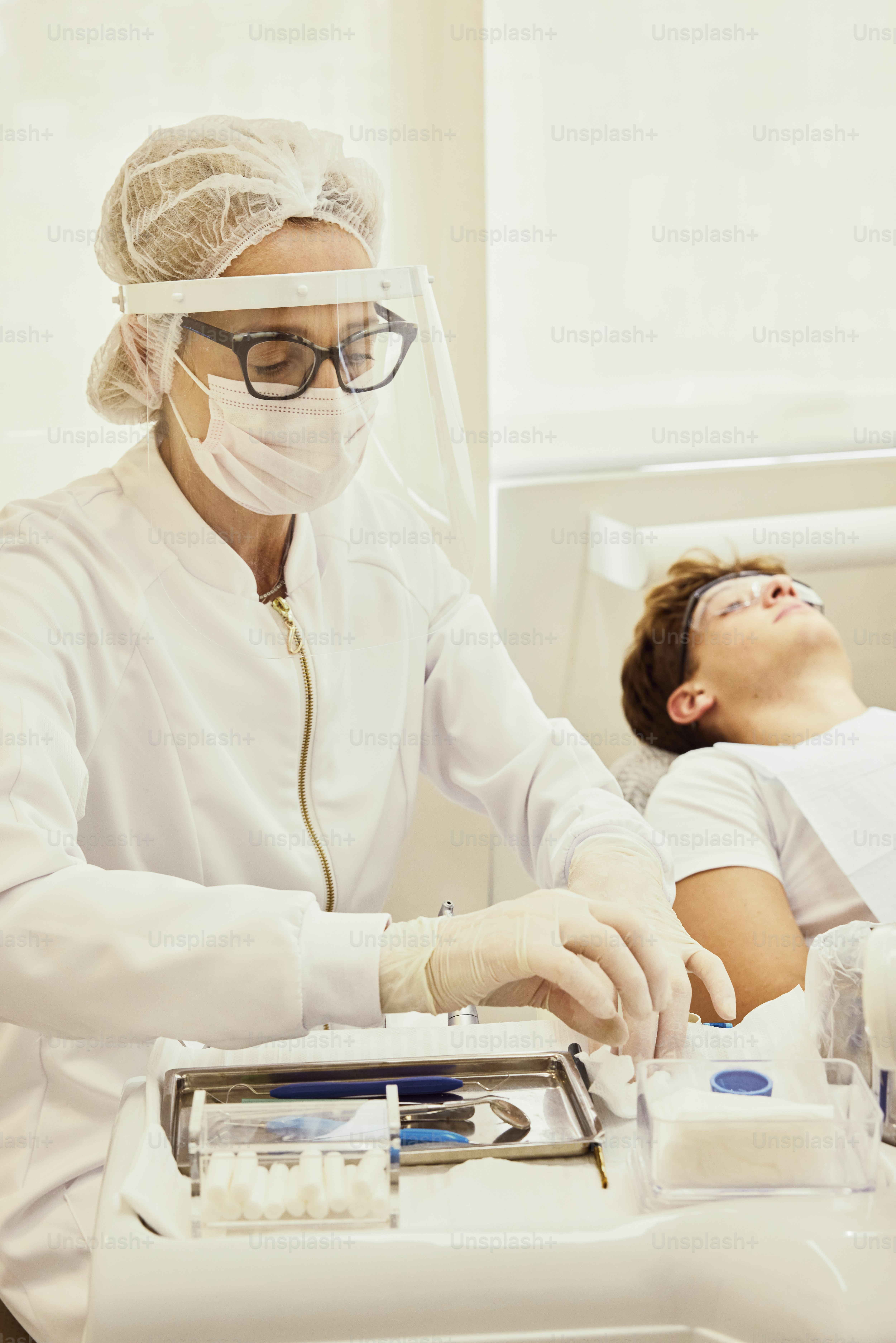 Una persona con bata blanca de laboratorio y gafas foto – Imagen de ...