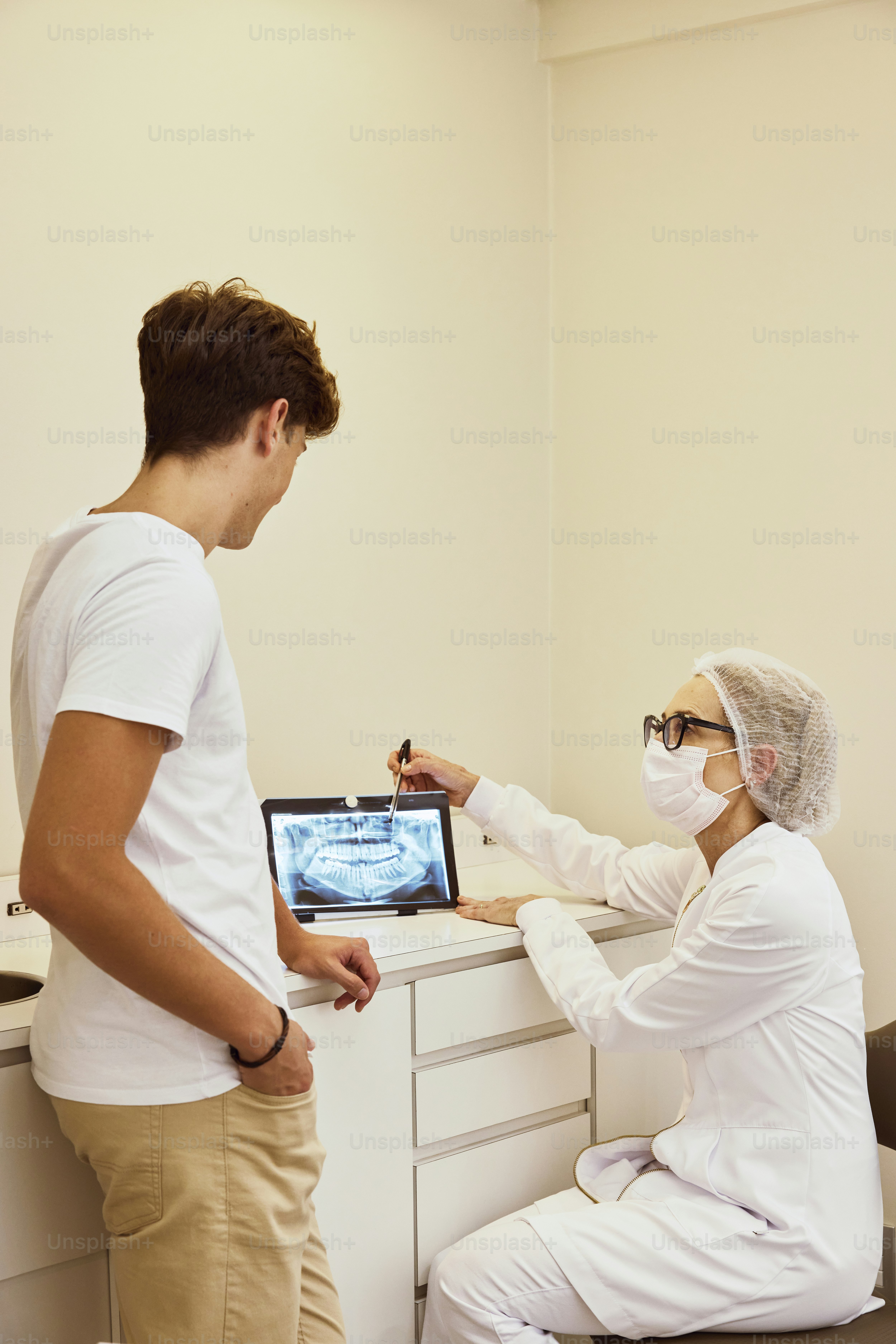 Foto Una persona con bata blanca de laboratorio y una persona con bata ...