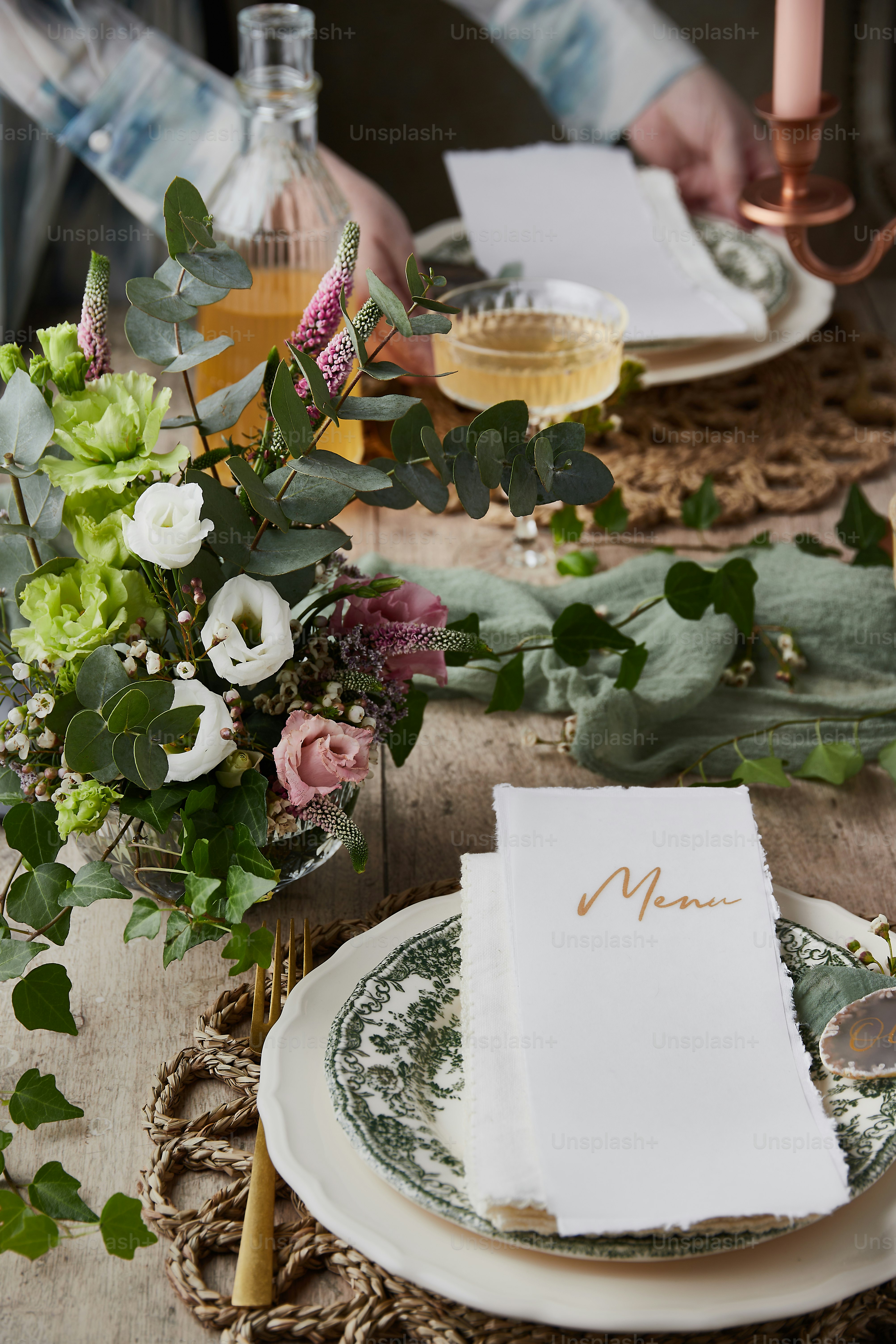 Foto zum Thema Ein Gedeck mit Tischkarten und Blumen – Bild zu ...