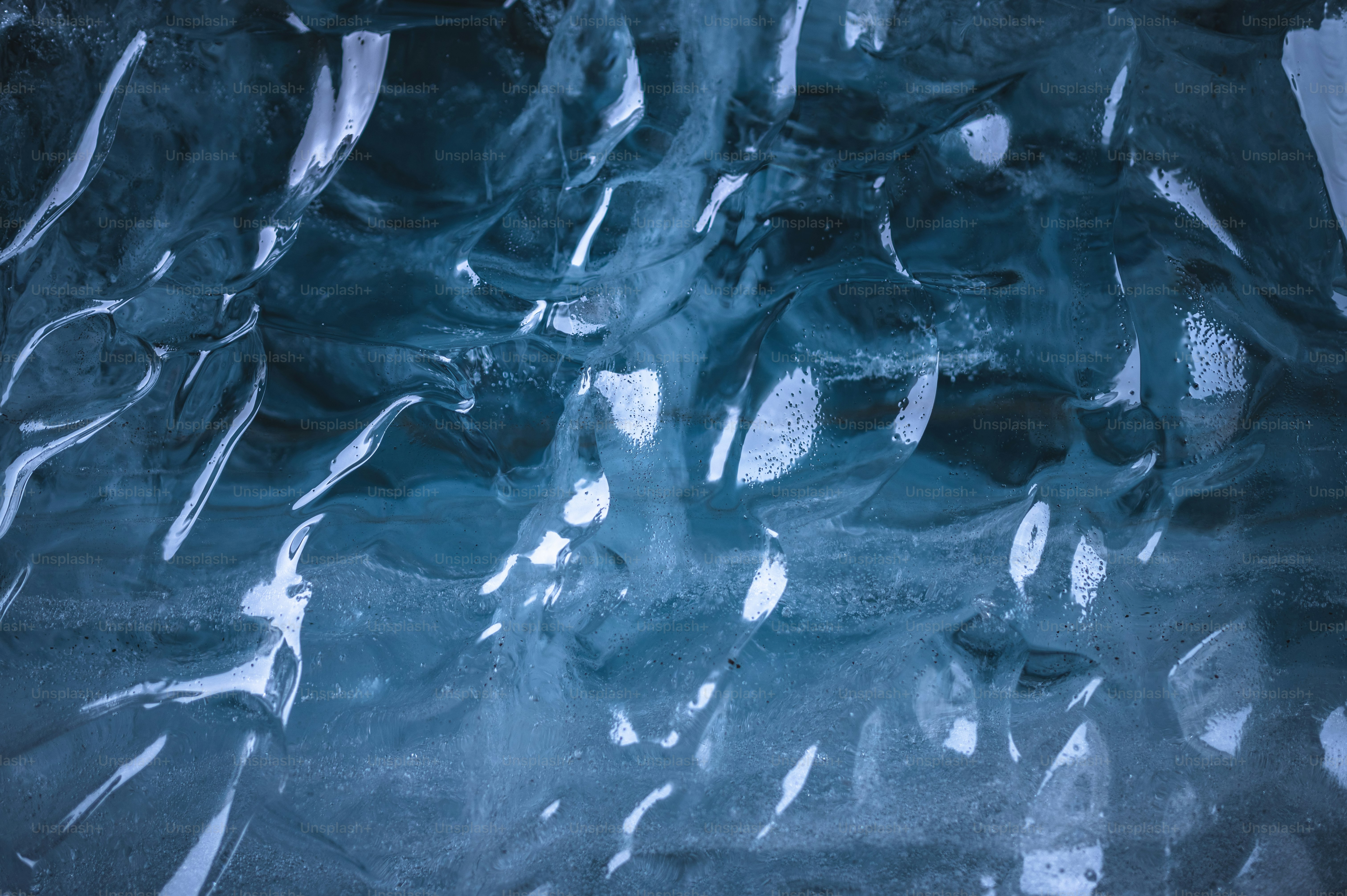 Un gros plan de glace et d’eau sur le sol photo – La glace Photo sur ...