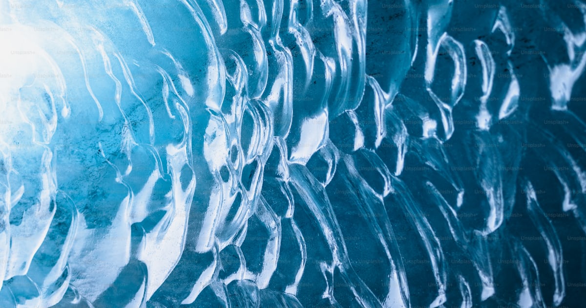 Una gran cueva de hielo llena de mucho hielo foto – Imagen de Patrón en ... Una gran cueva de hielo llena de mucho hielo foto – Imagen de Patrón en ...