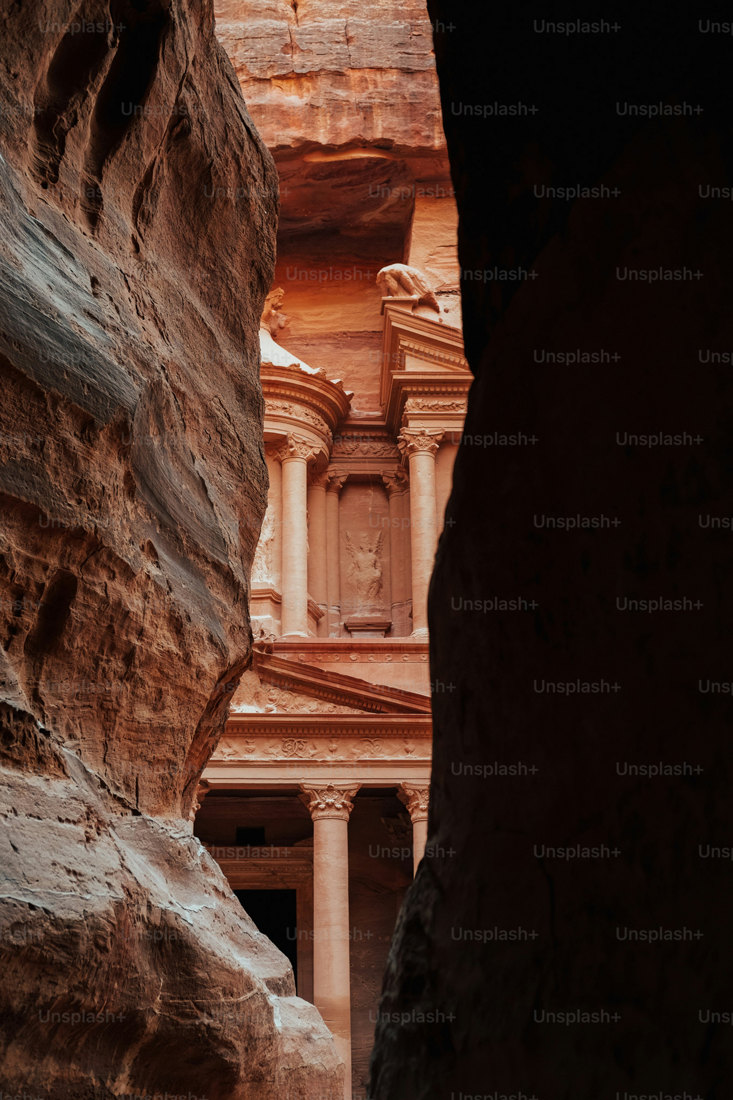 A narrow slot in the side of a building photo – Jordan Image on Unsplash