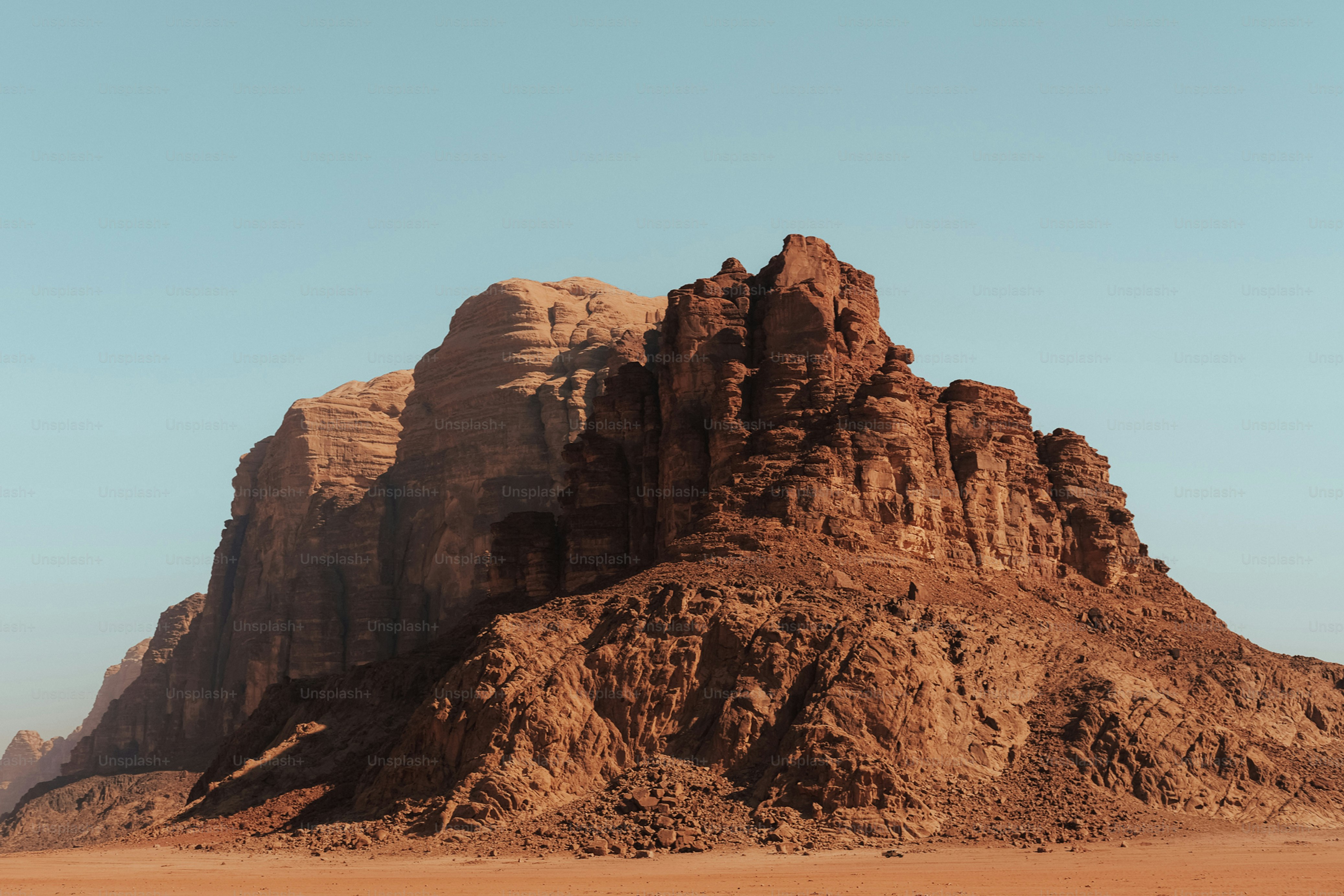 Une grande formation rocheuse au milieu d’un désert photo – Wadi rhum ...