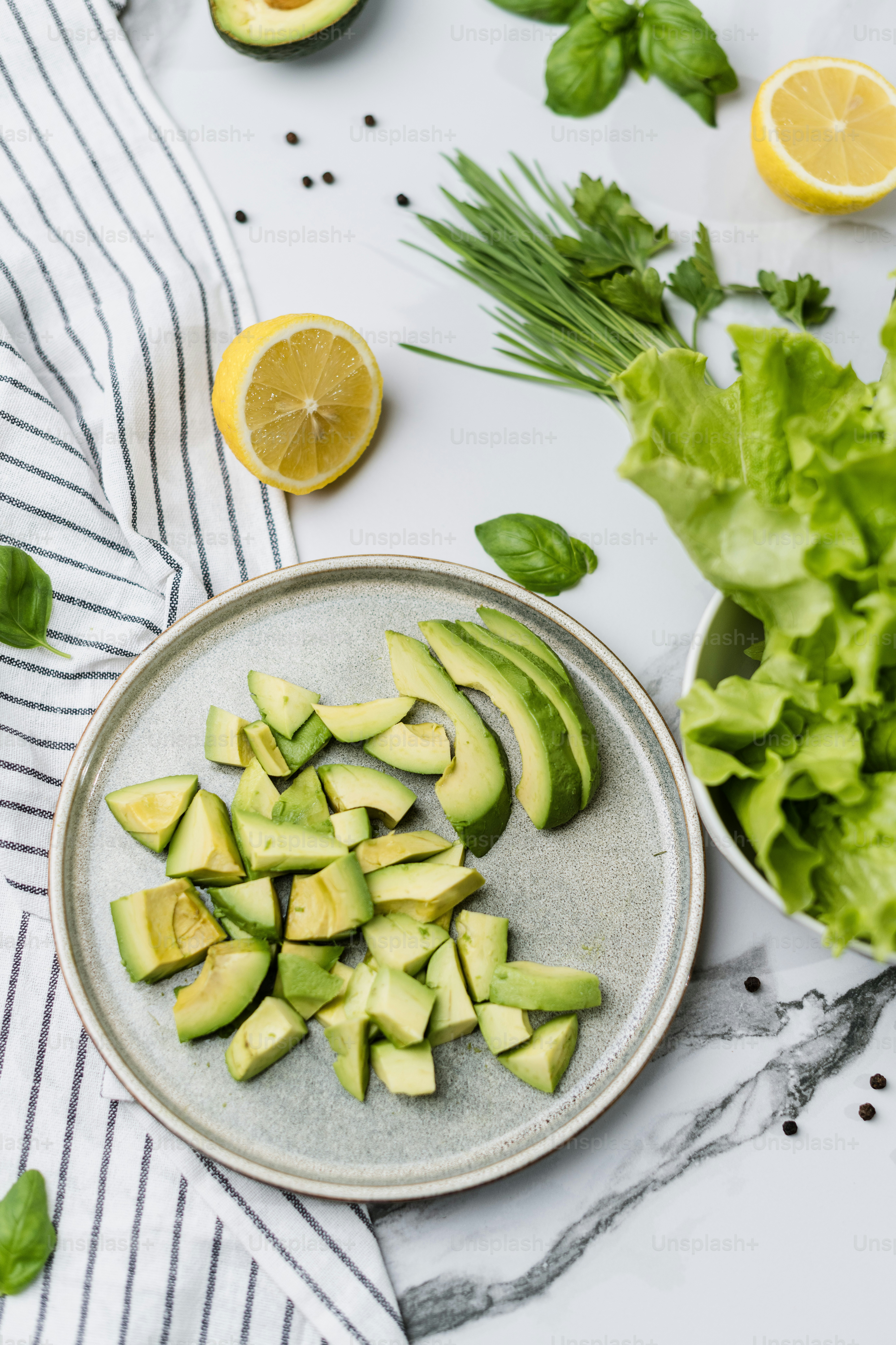 A plate of sliced avocados on a table photo – Salad Image on Unsplash