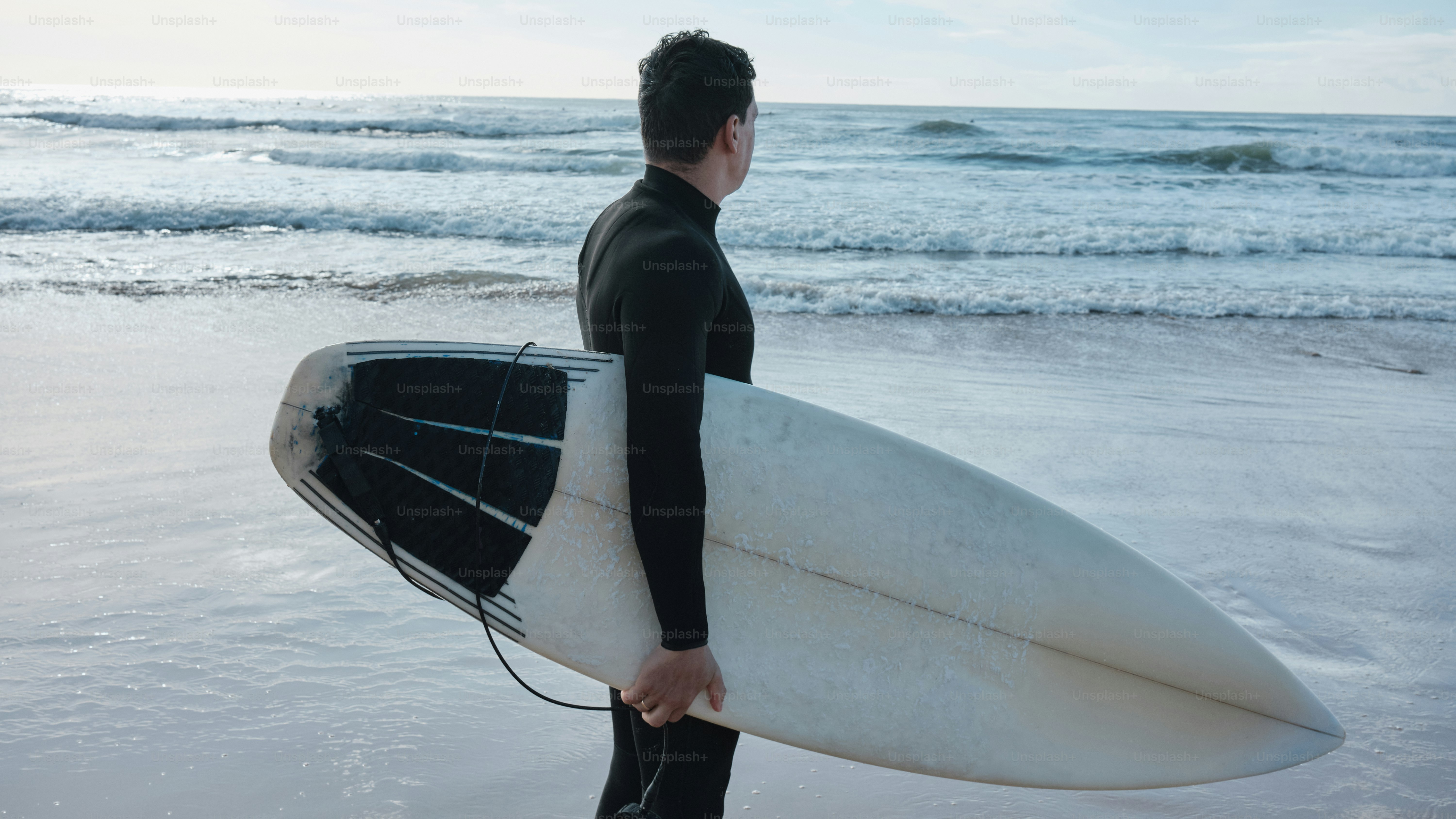 A man doing a handstand on a surfboard on the beach photo – Surfing ...