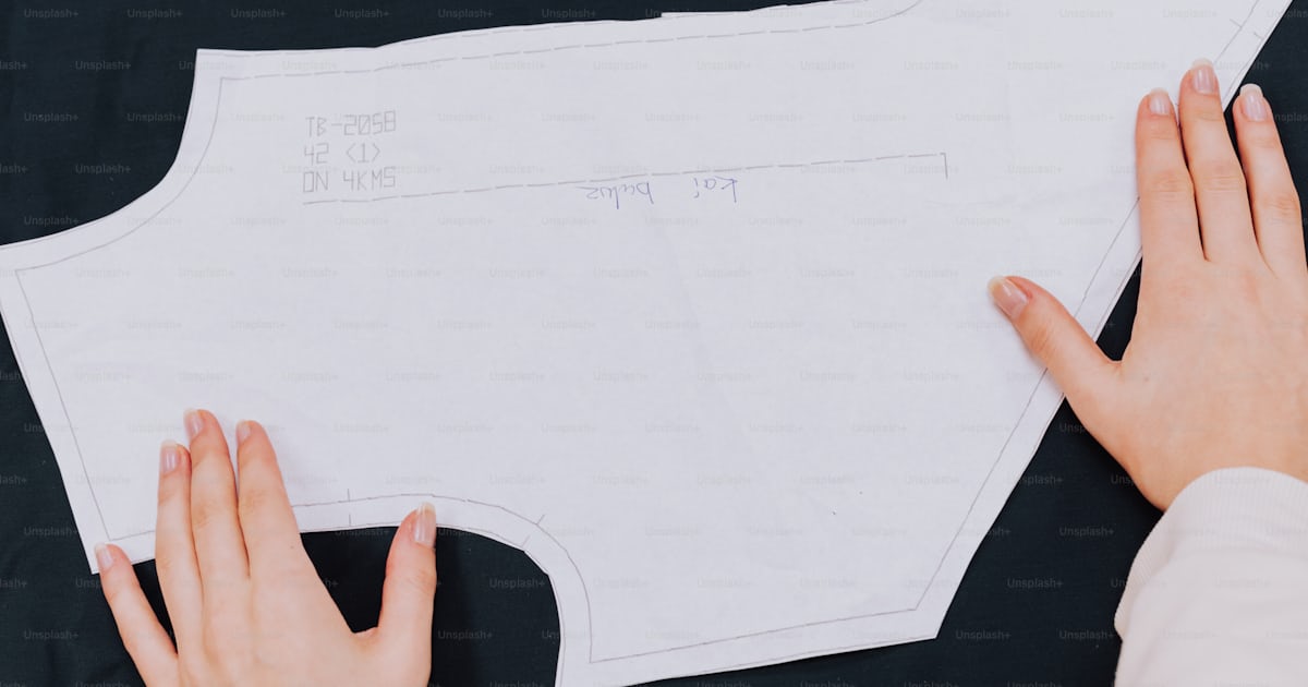 손으로 종이를 자르는 사람 사진 Unsplash의 양장점 이미지
