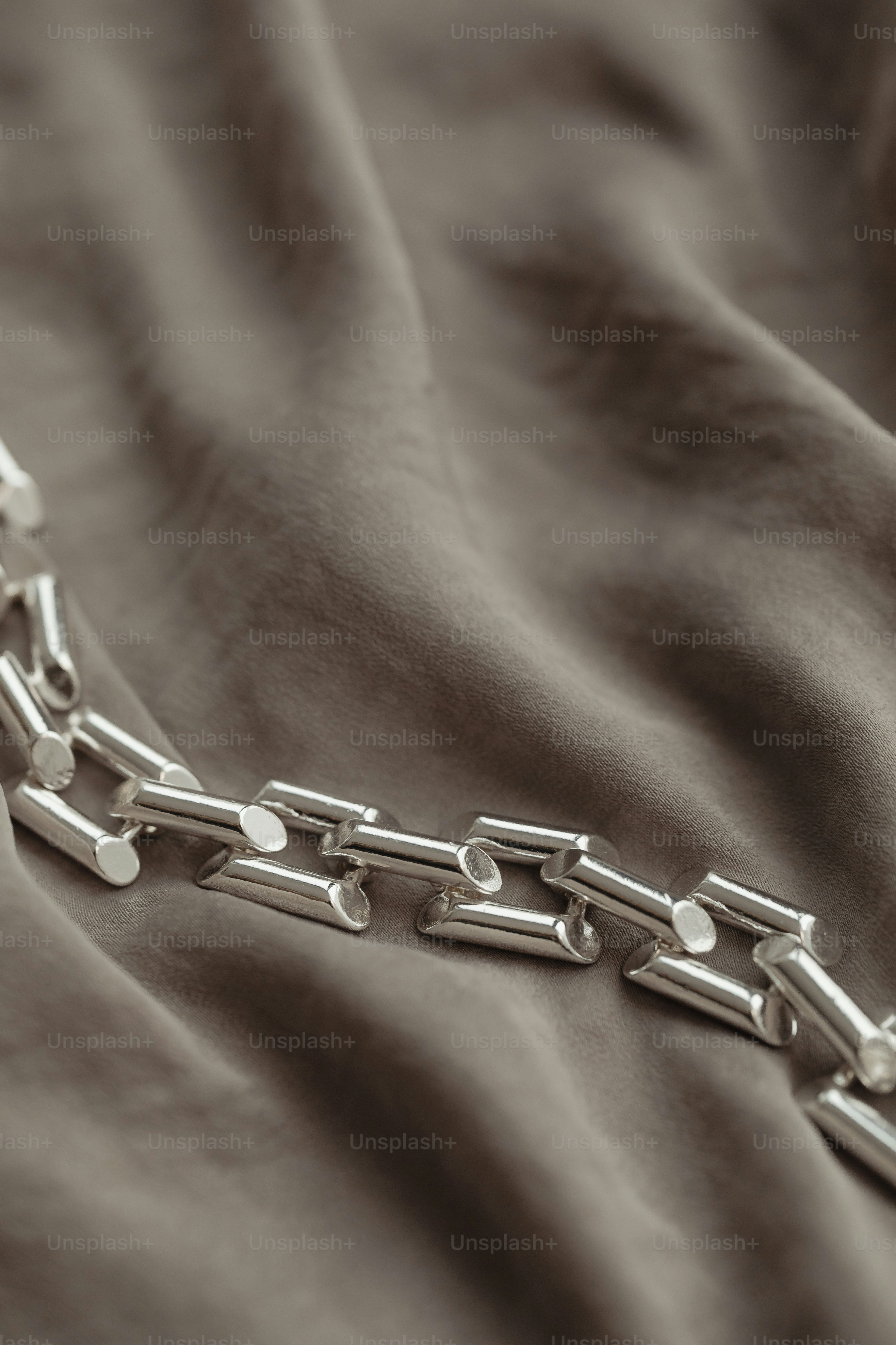 A close up of a chain on a bed photo – Jewellery Image on Unsplash