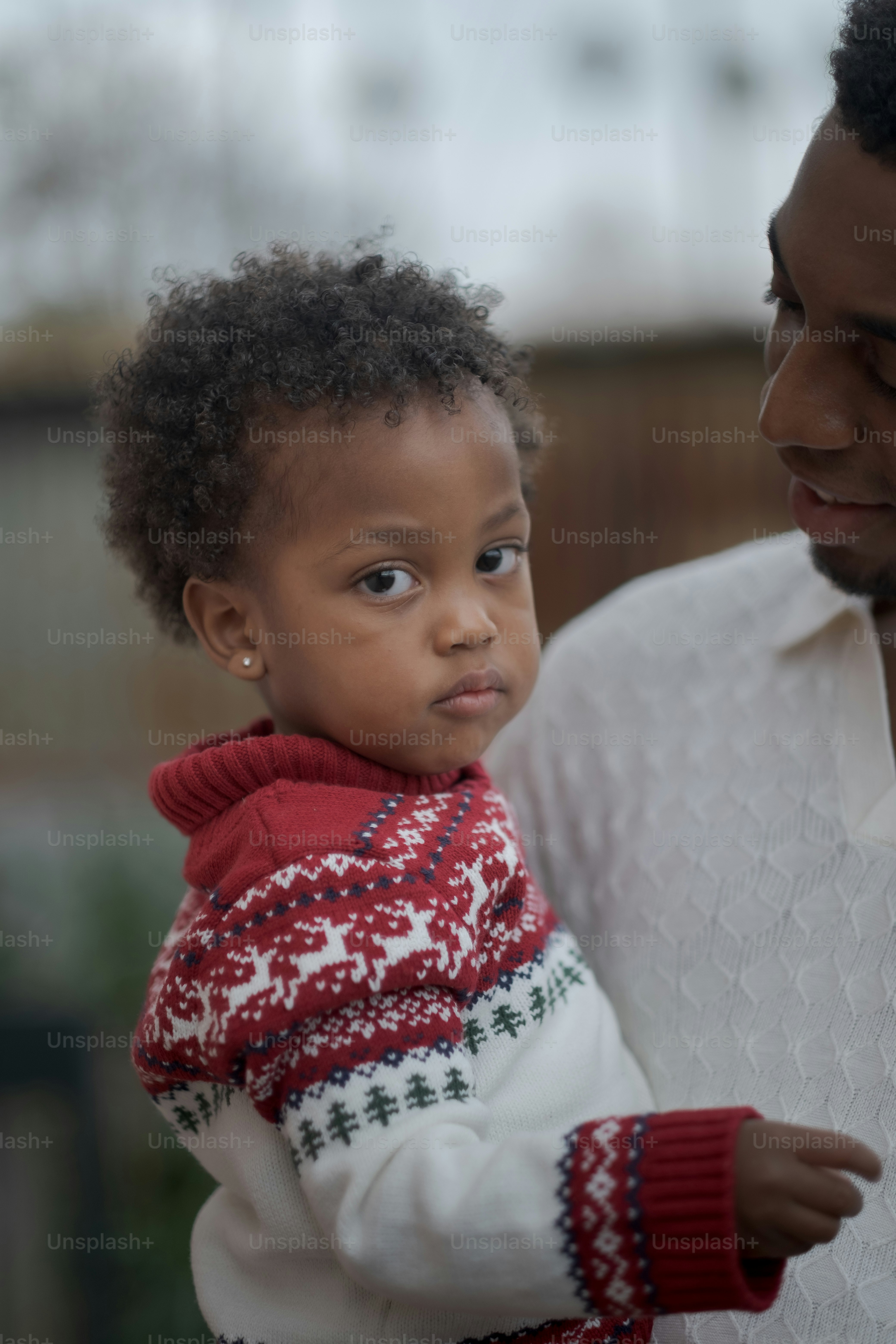 Un homme tenant un petit enfant dans ses bras photo – Tout-petit Photo ...