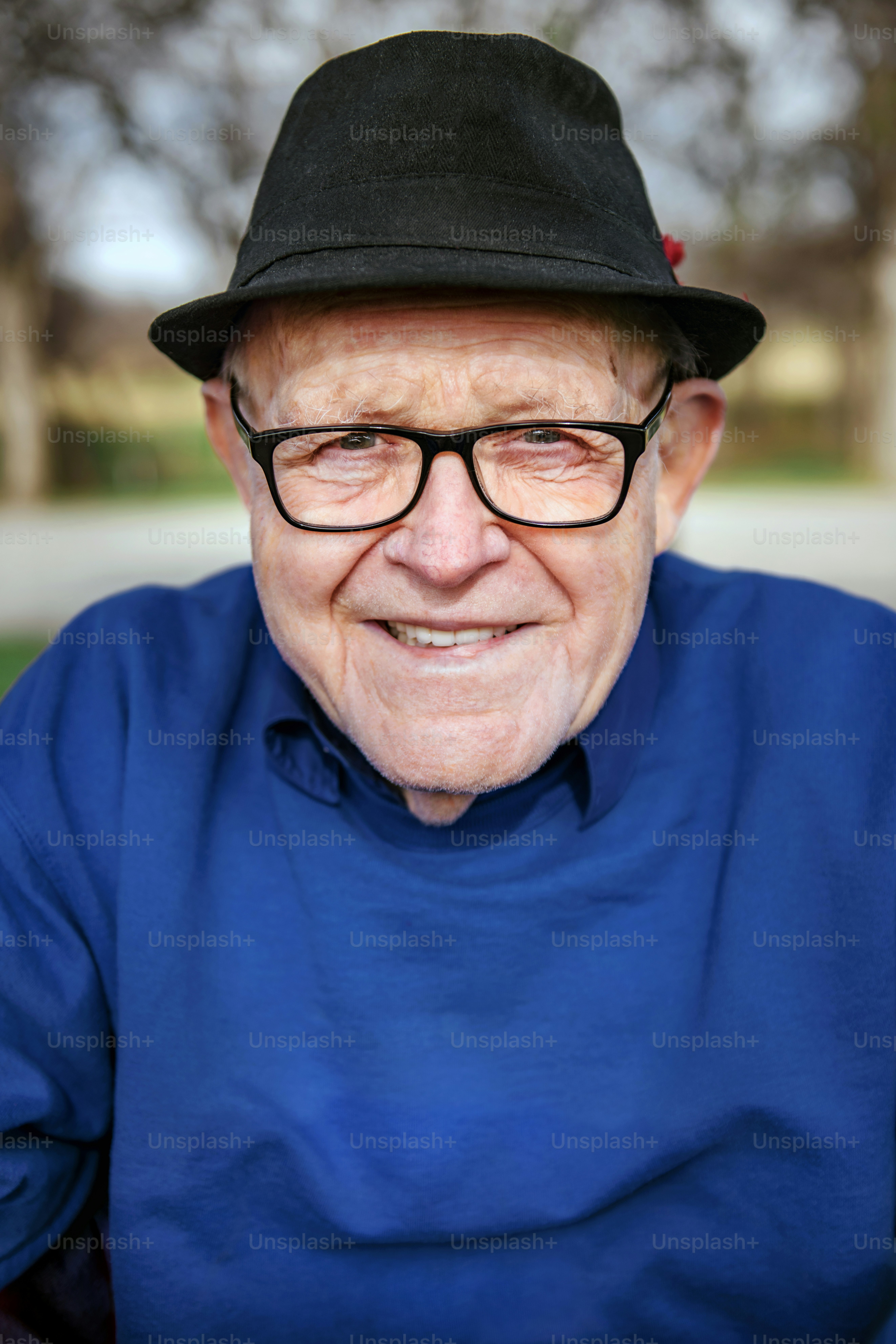 An older man wearing glasses and a hat photo – Man Image on Unsplash