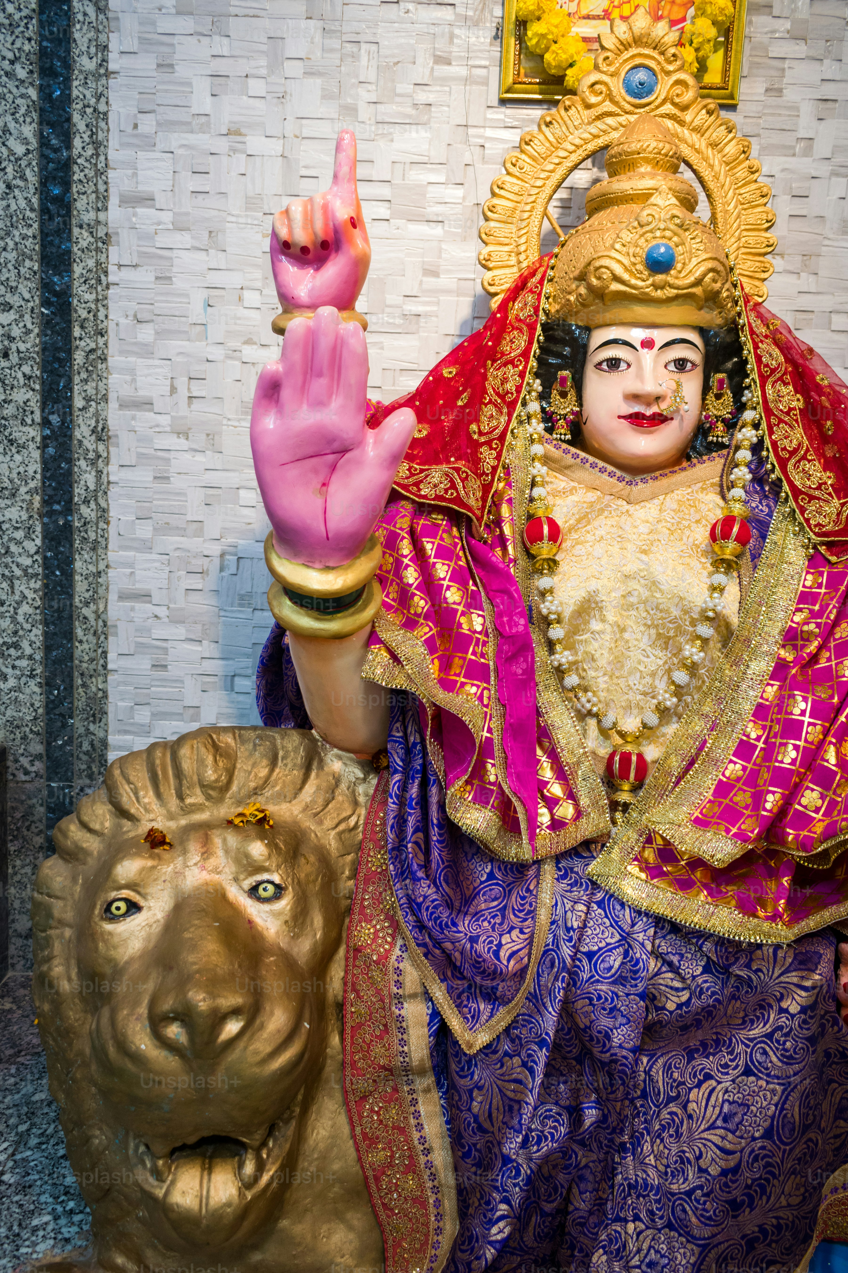 Foto Una estatua de una persona sentada encima de un león – Durga maa ...