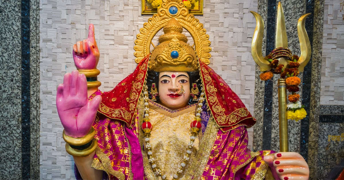 Una Estatua De Un Dios Hindú Con Las Manos En El Aire Foto Imagen De
