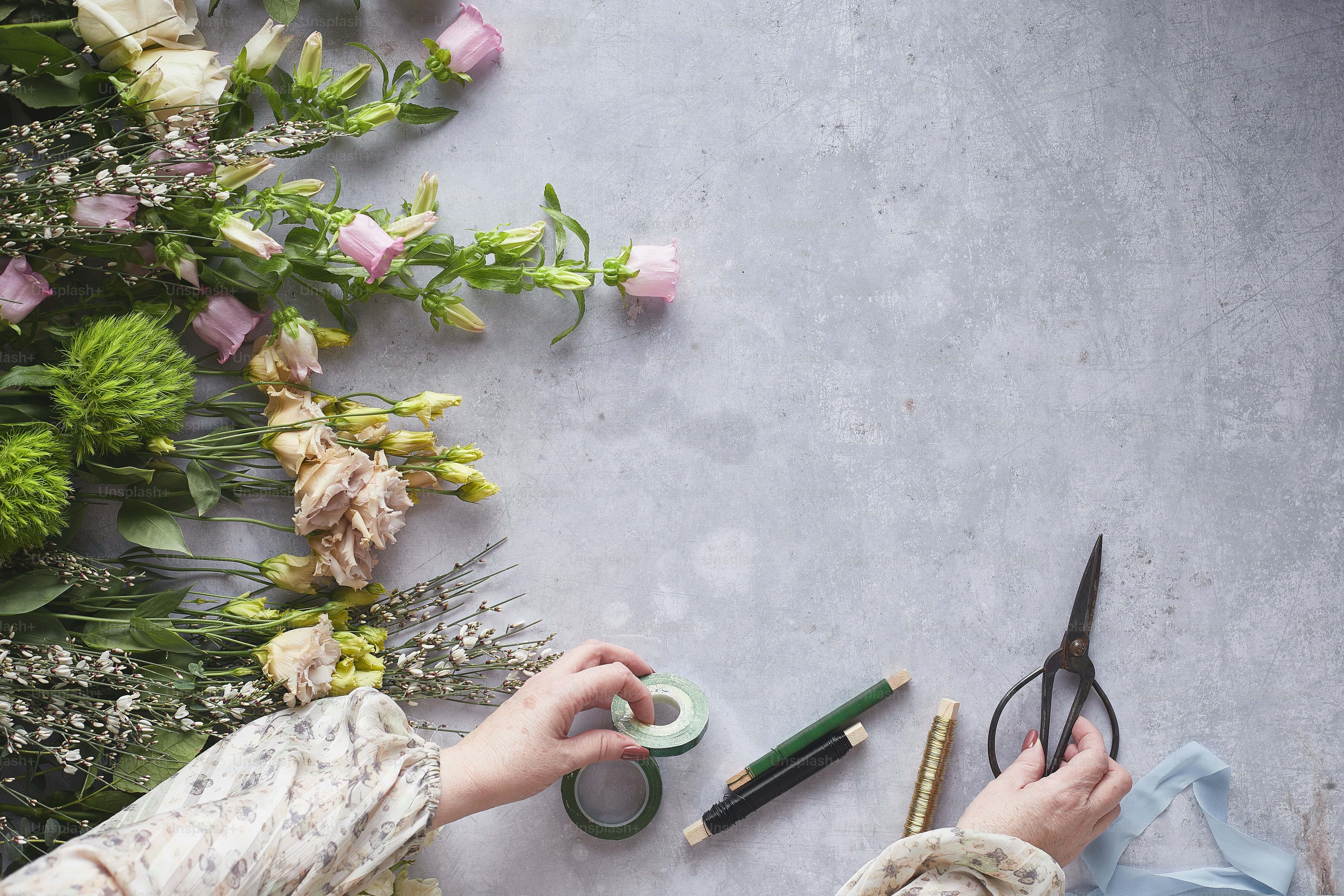 Foto Seikat bunga yang bersebelahan – Gambar Pernikahan di Unsplash