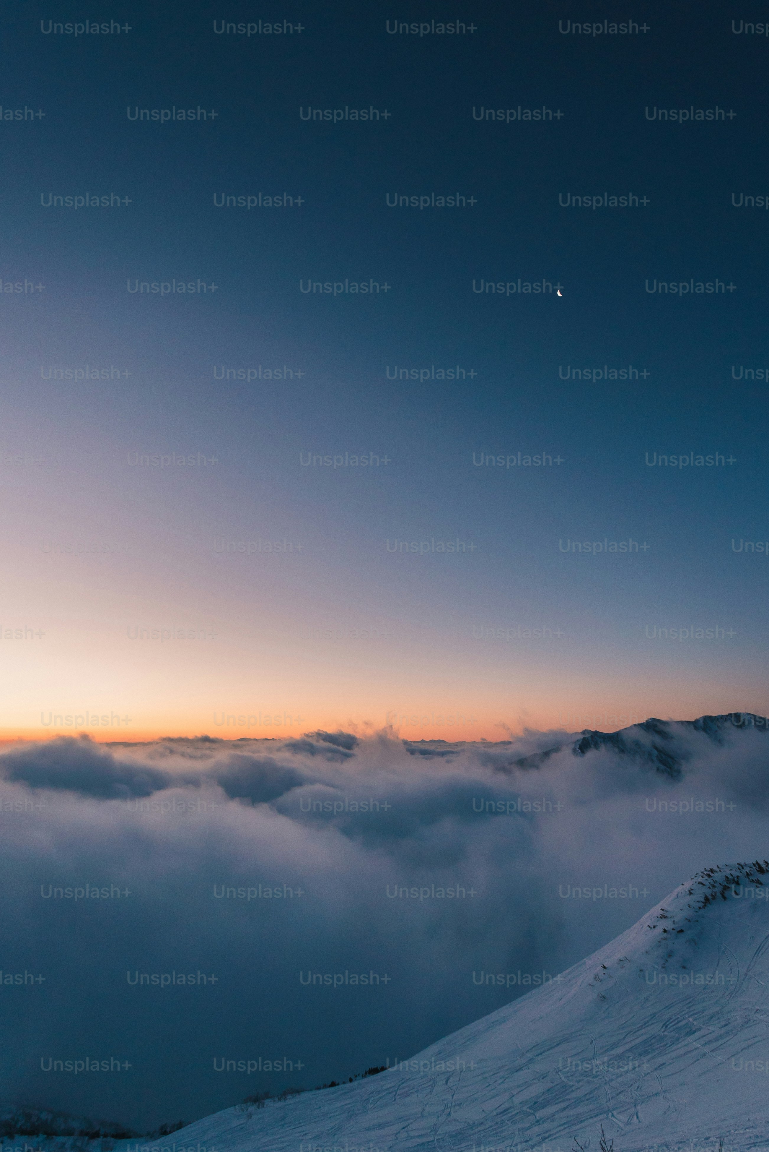 A person standing on top of a snow covered slope foto – Imagen de Papel ...