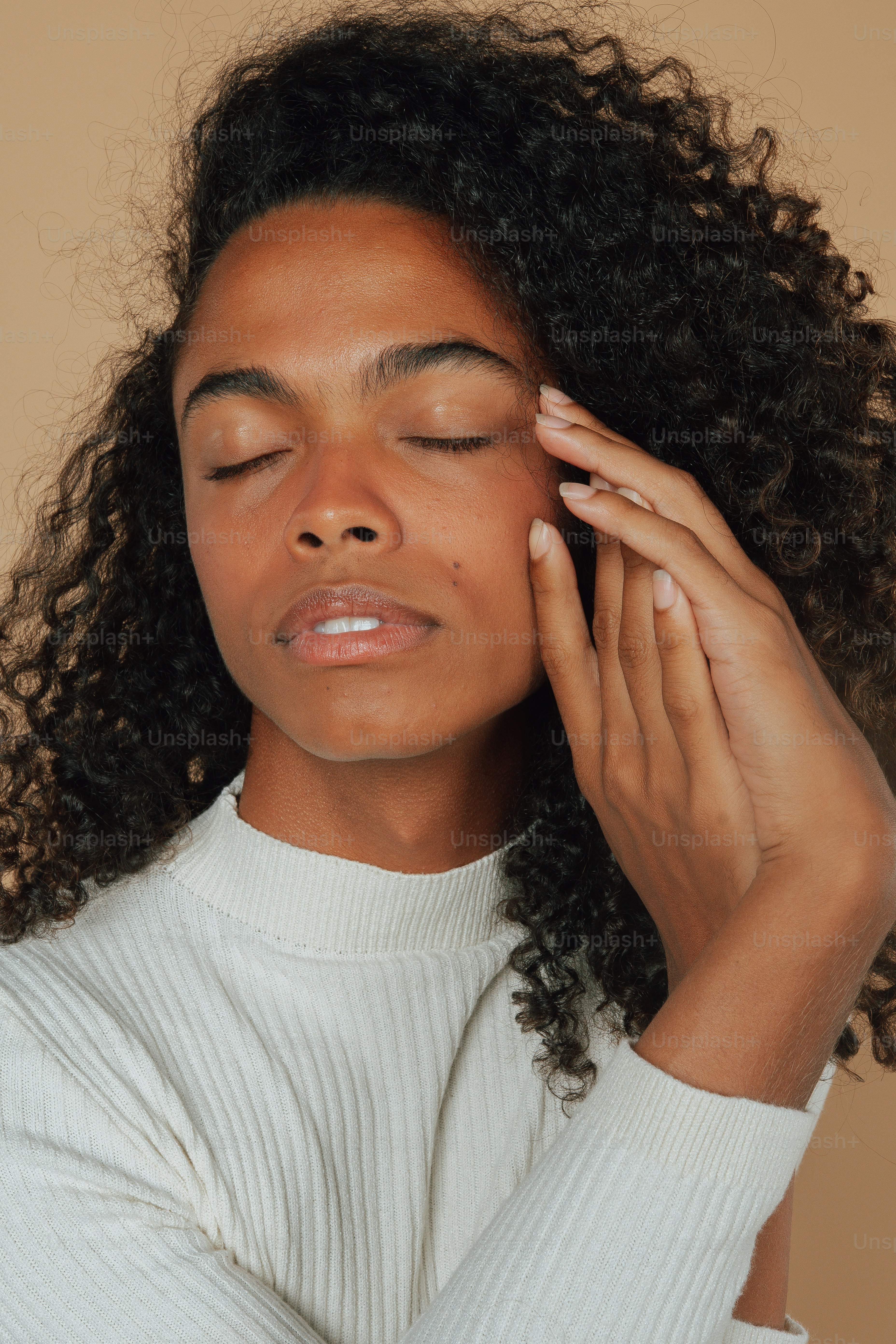 Foto Uma mulher com os olhos fechados segurando a mão na orelha ...