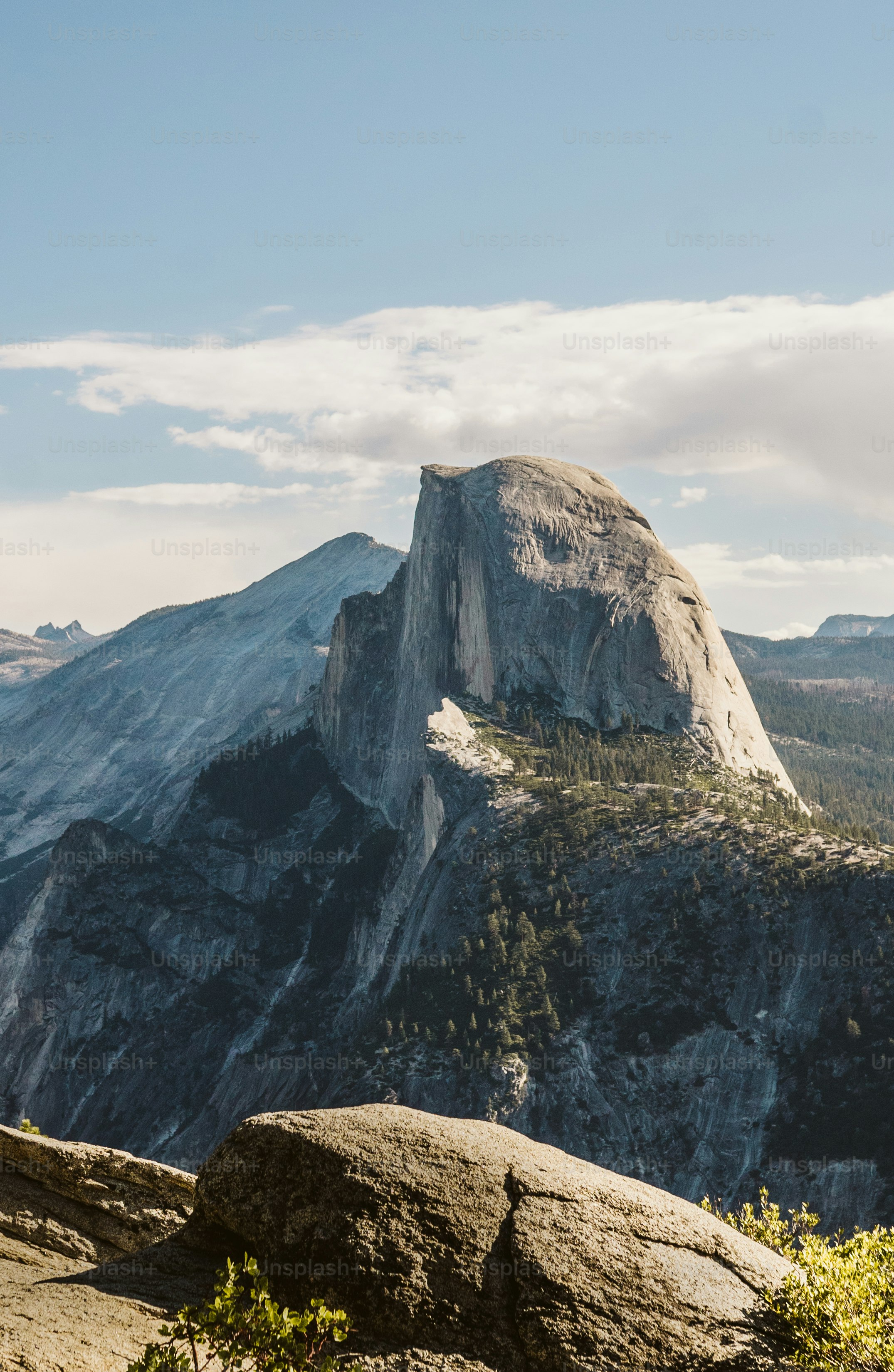 Une montagne avec un gros rocher au premier plan photo – Parcs ...