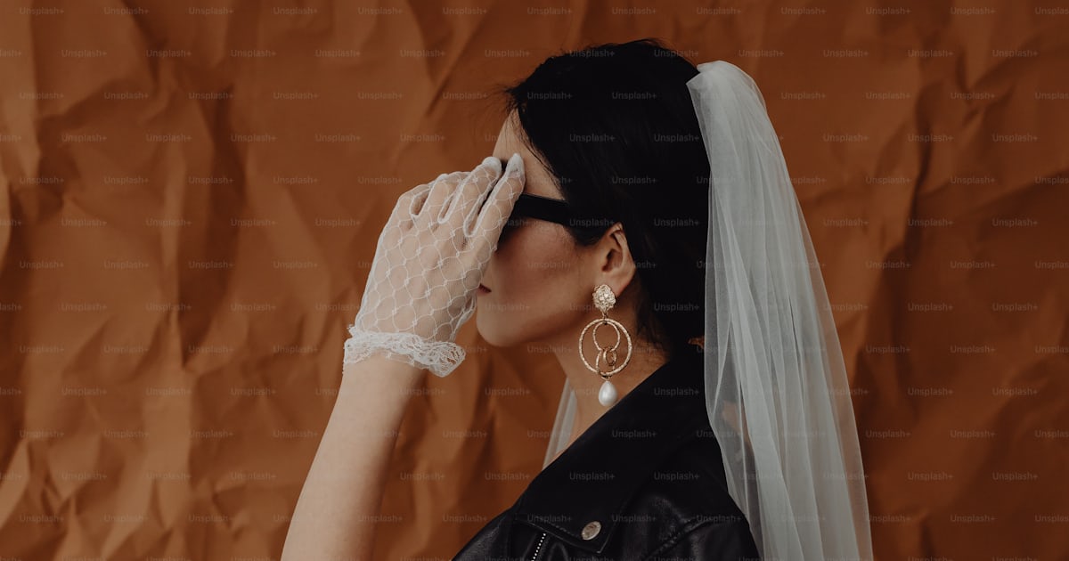 Foto Una Mujer Con Una Chaqueta De Cuero Negro Y Velo Boda Imagen En