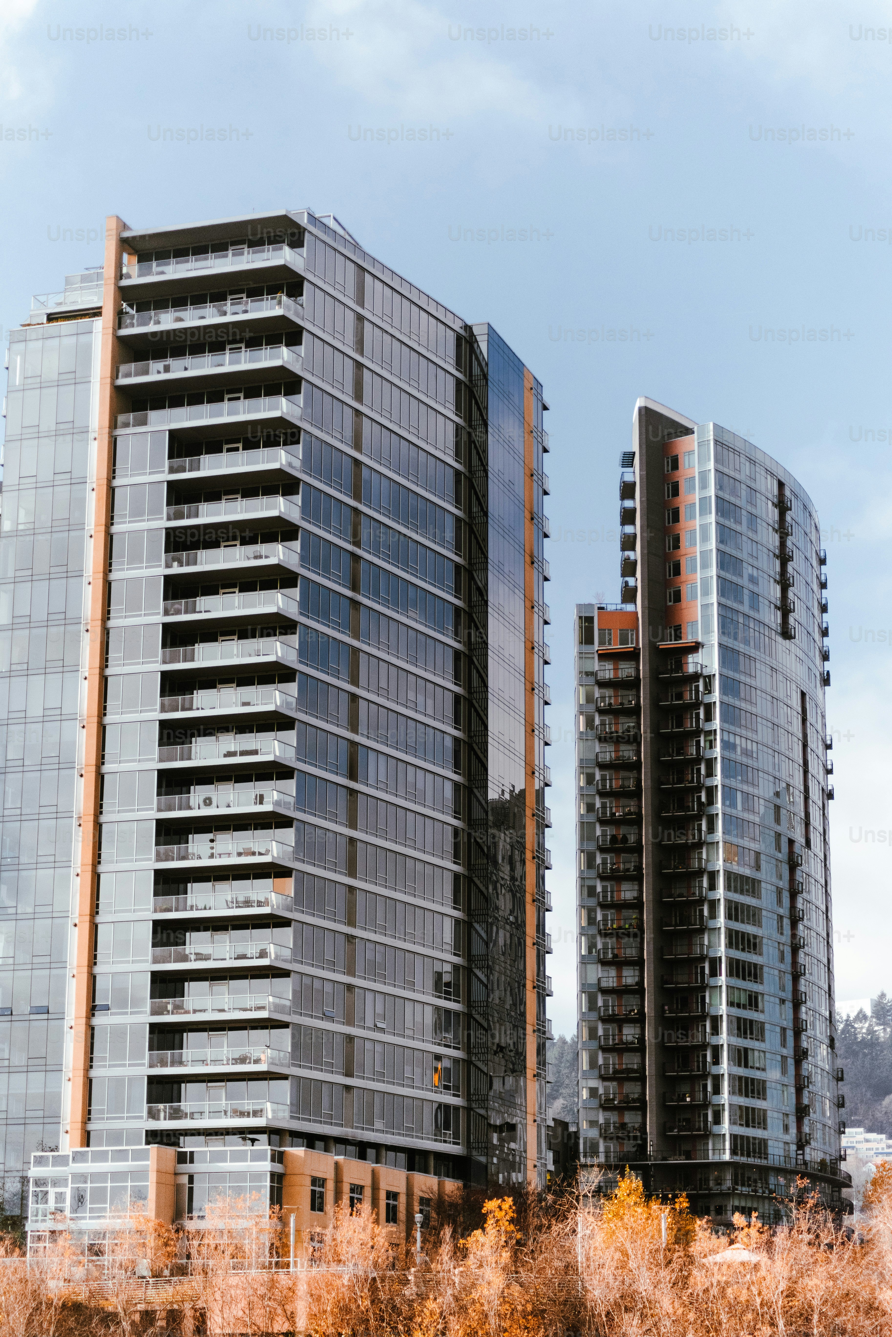 Foto Un par de edificios altos sentados uno al lado del otro – Ciudad Americana Imagen en Unsplash