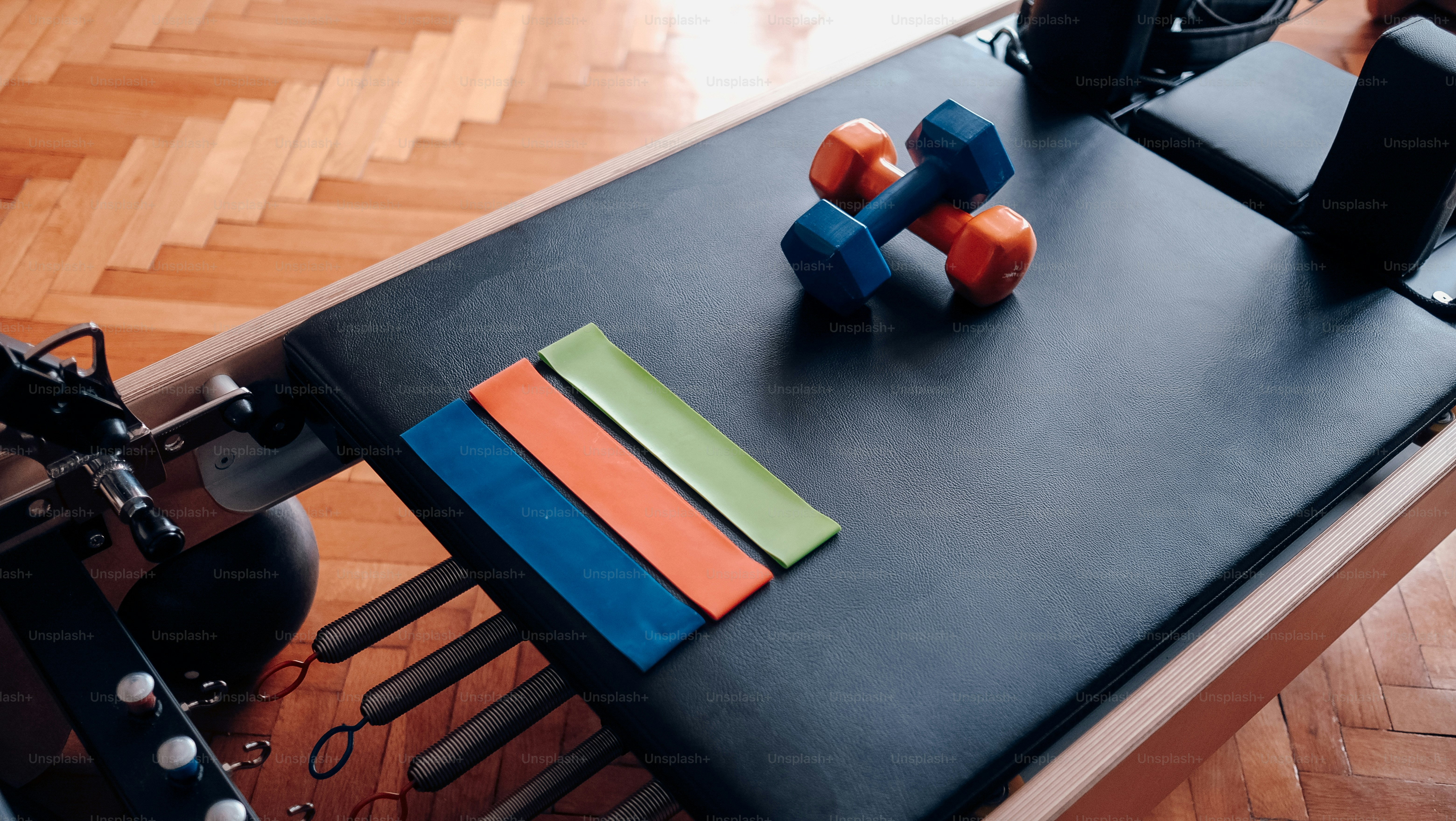 Ein Tisch mit einem Paar Dummköpfe darauf Foto – Bild zum Thema Fitness ...