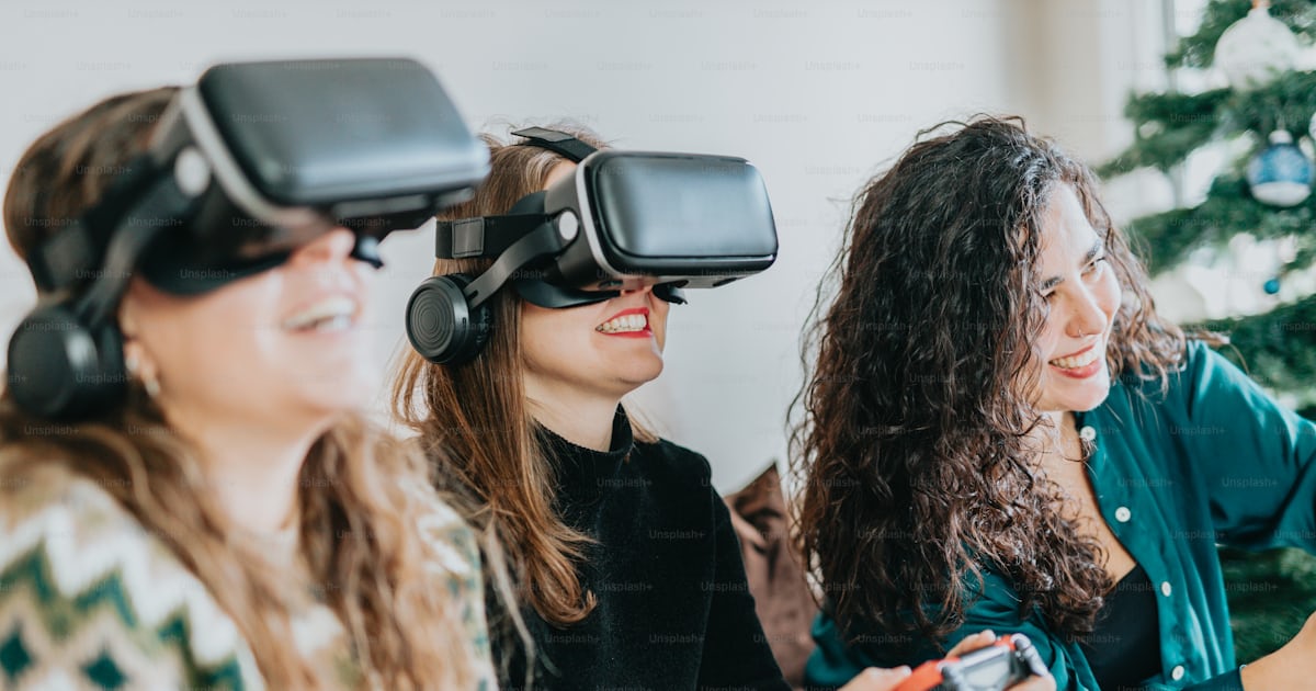 크리스마스 트리 앞에 나란히 앉아 있는 한 무리의 여성들 사진 Unsplash의 Vr 헤드셋 이미지