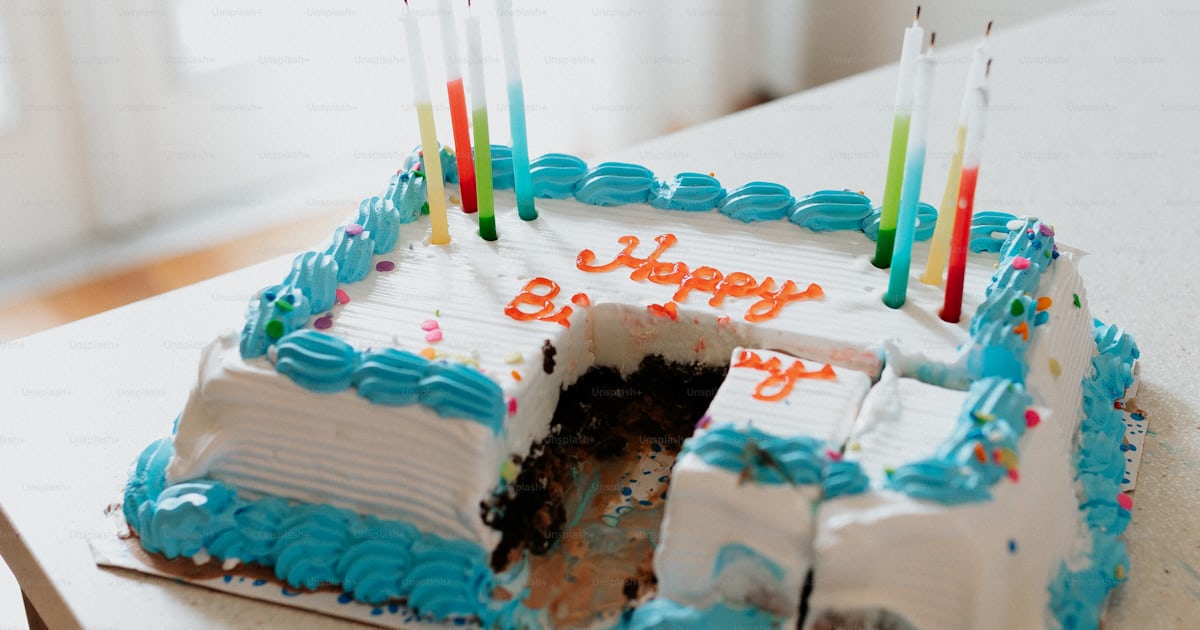 중간에 구멍이있는 생일 케이크 사진 Unsplash의 생일 축하 케이크 이미지