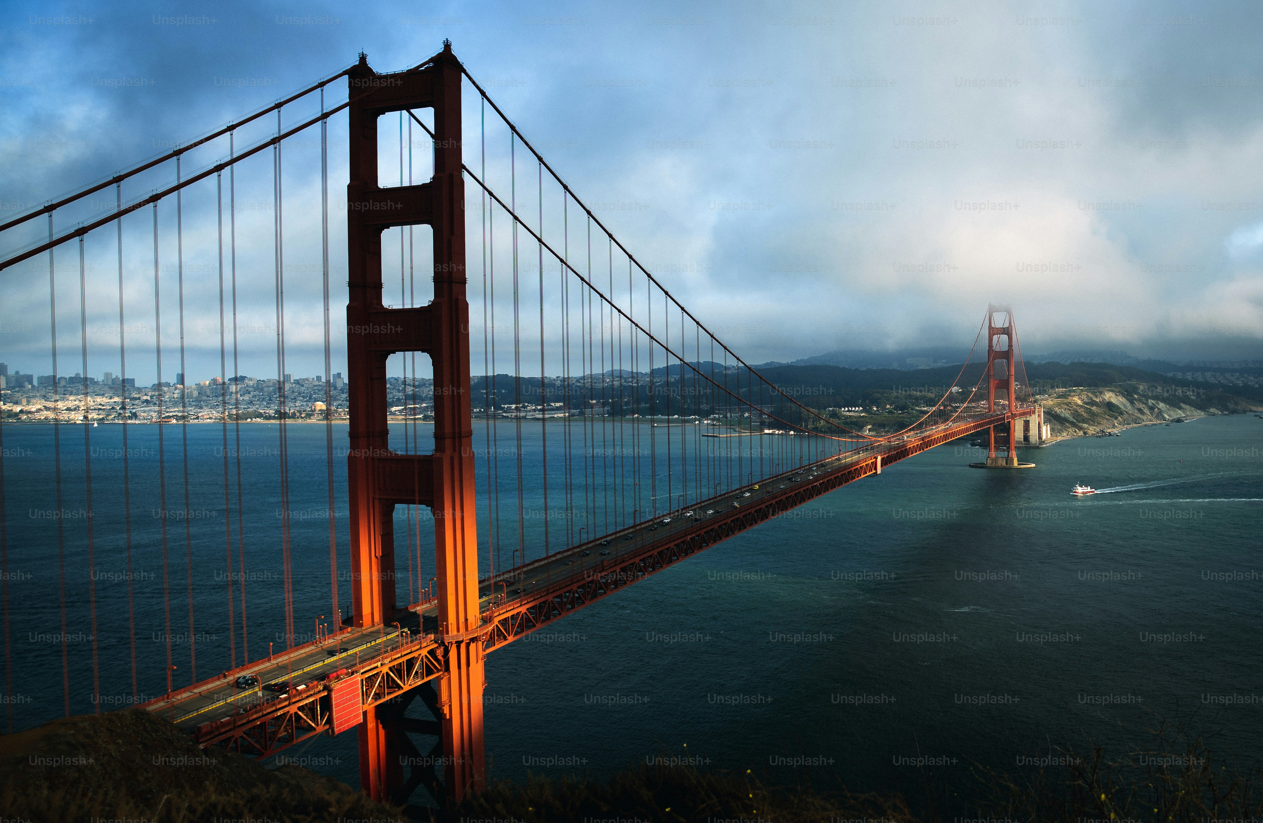 Une vue du Golden Gate Bridge depuis le sommet d’une colline photo ...