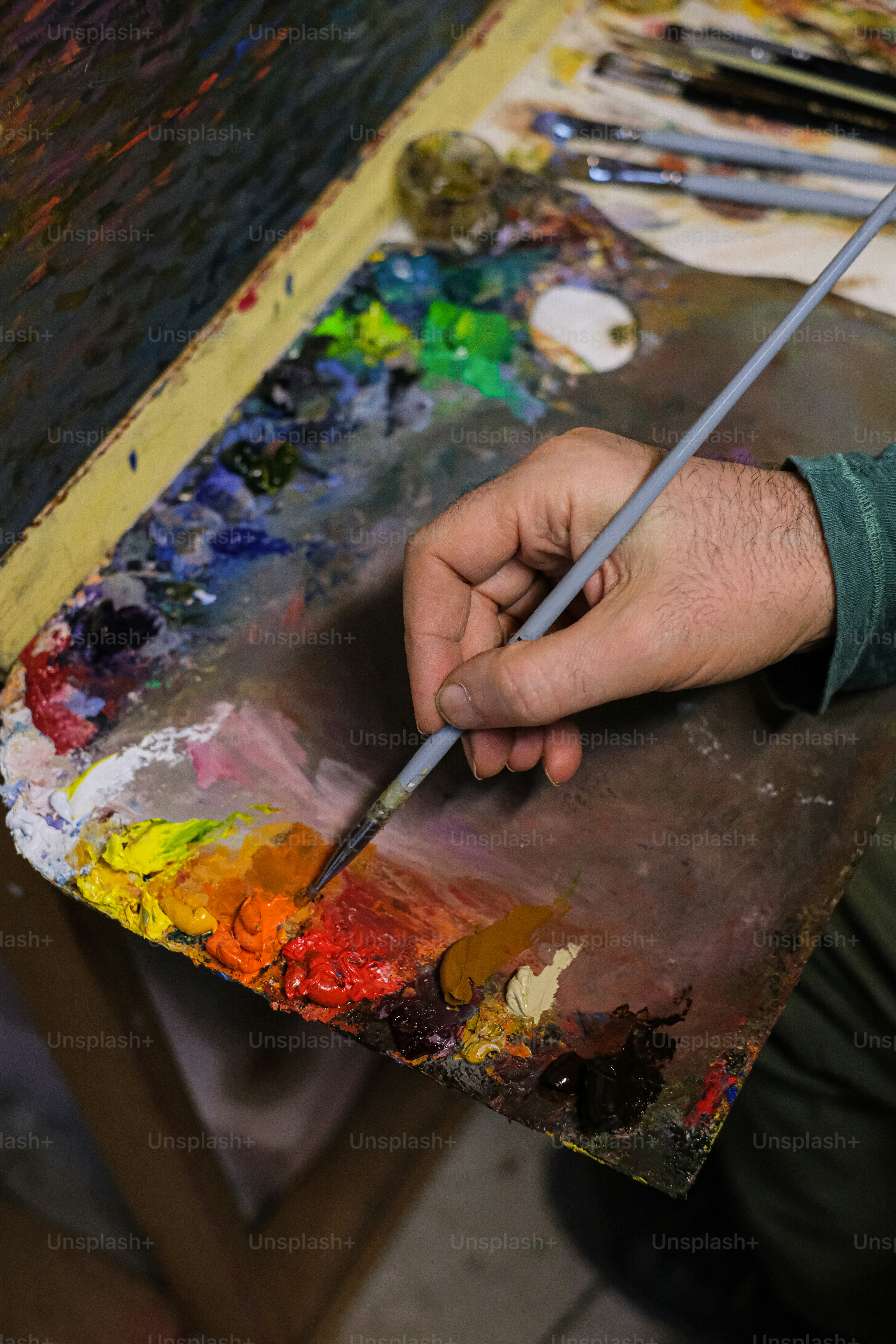 Une personne tenant un pinceau à la main photo – Image de Peintre sur ...