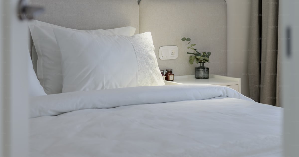 Foto Zum Thema Ein Weißes Bett Mit Weißen Laken Und Kissen Bild Zu