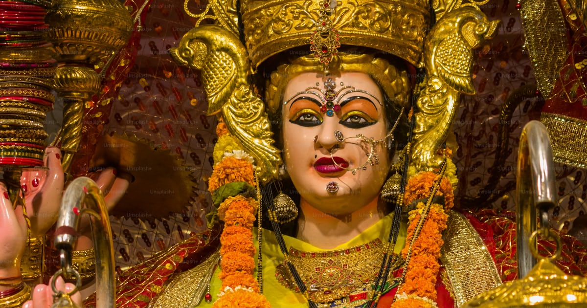Foto Una Estatua De Una Persona Disfrazada Dios Hindú Imagen En Unsplash