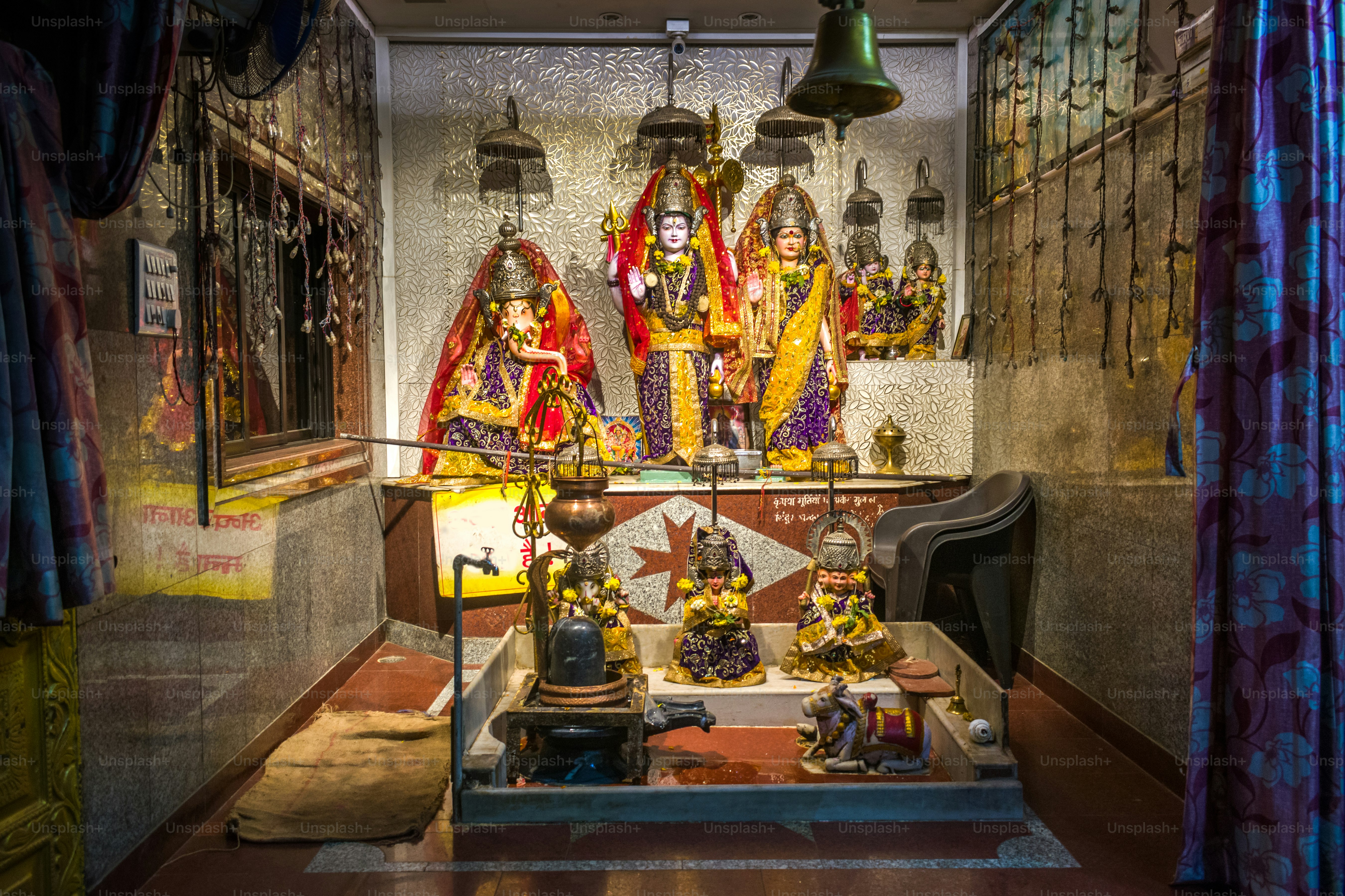 A statue of a person sitting on a bench photo – Mahadev Image on Unsplash