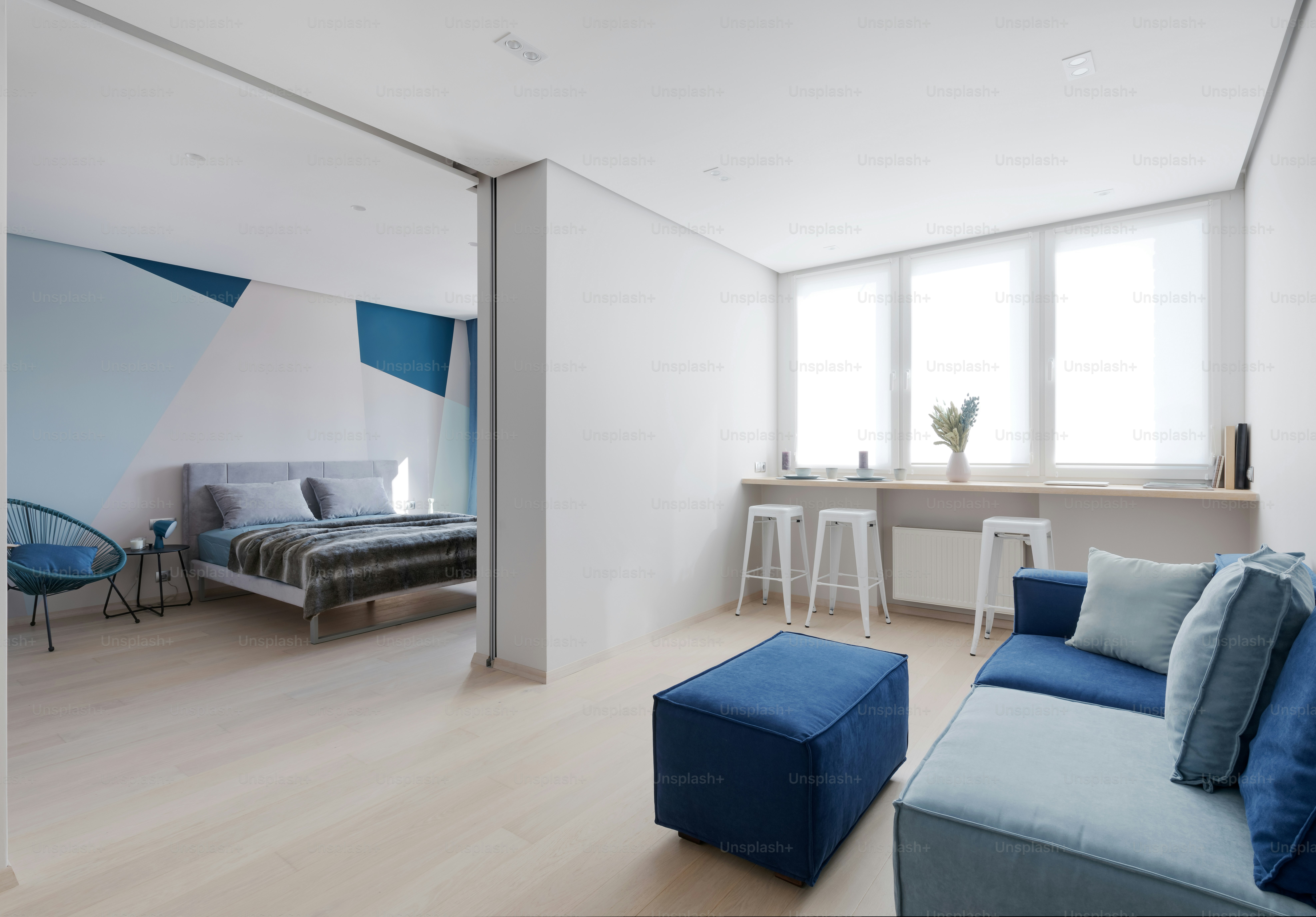 A bedroom with a large bed and a chandelier photo – Rooms Image on Unsplash