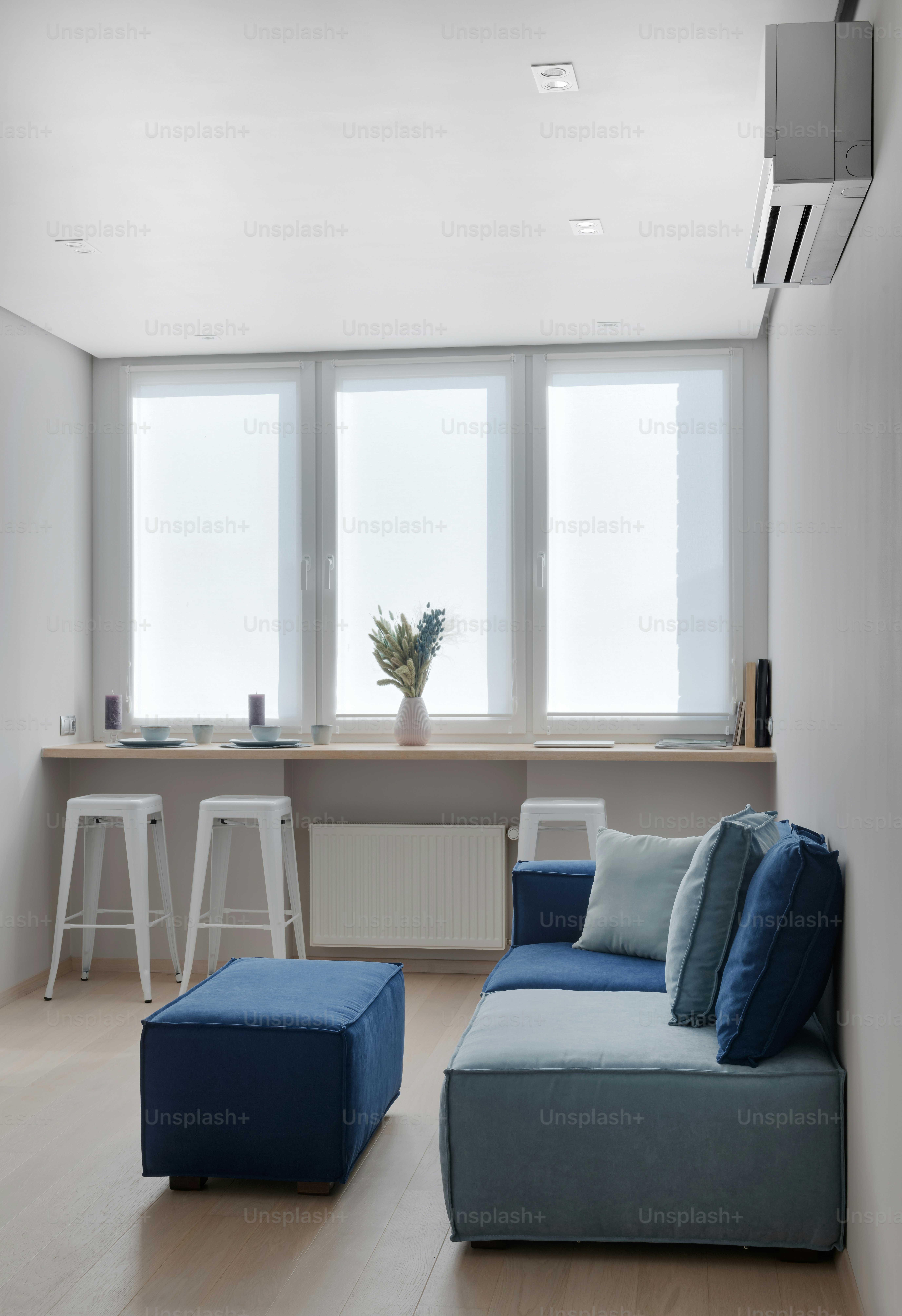 A bedroom with a large bed and a chandelier photo – Rooms Image on Unsplash