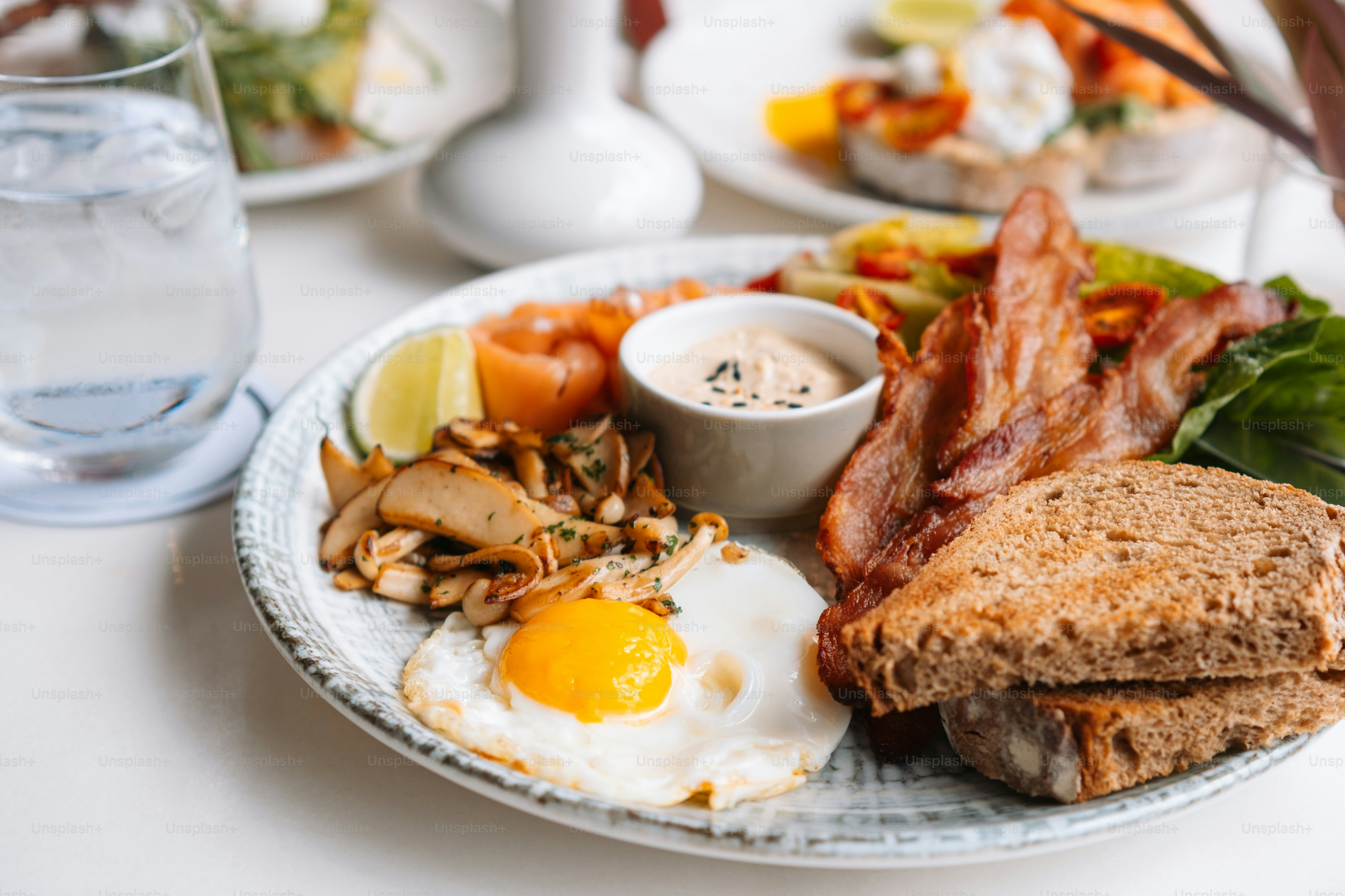 A plate of breakfast food on a table photo – Food Image on Unsplash