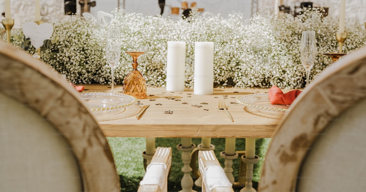 Foto Una mesa de madera coronada con dos velas blancas – Valle de ... Foto Una mesa de madera coronada con dos velas blancas – Valle de ...