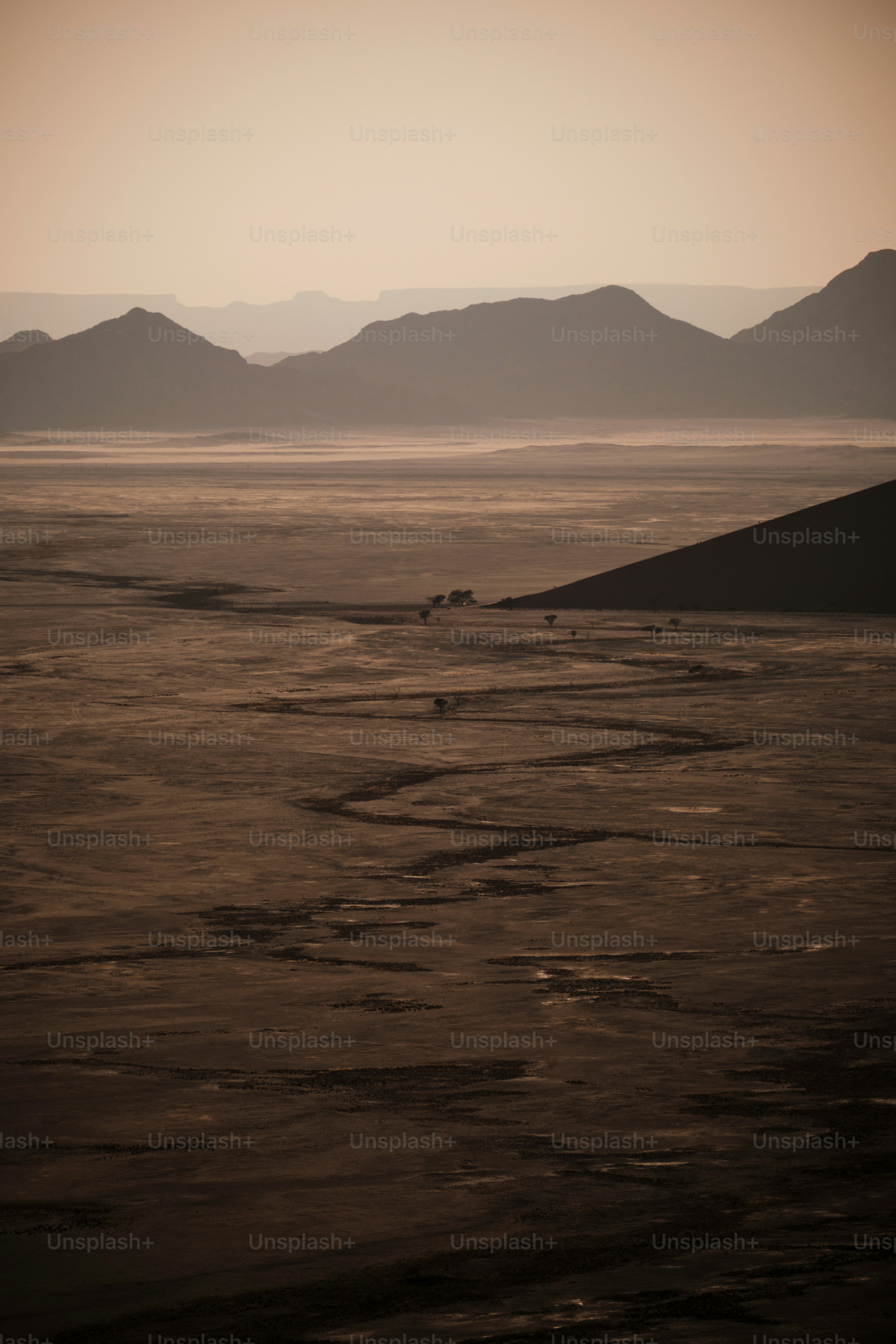 Foto Un paisaje desértico con montañas en la distancia – Namibia Imagen ...