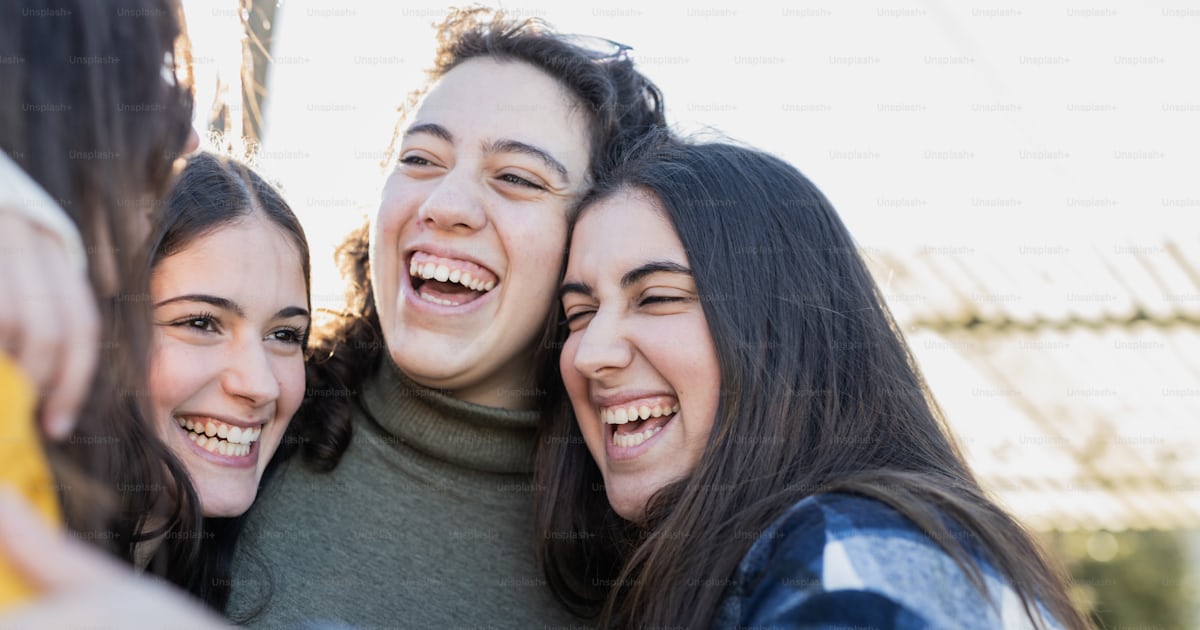 Un Groupe De Jeunes Femmes Debout Les Unes à Côté Des Autres Photo