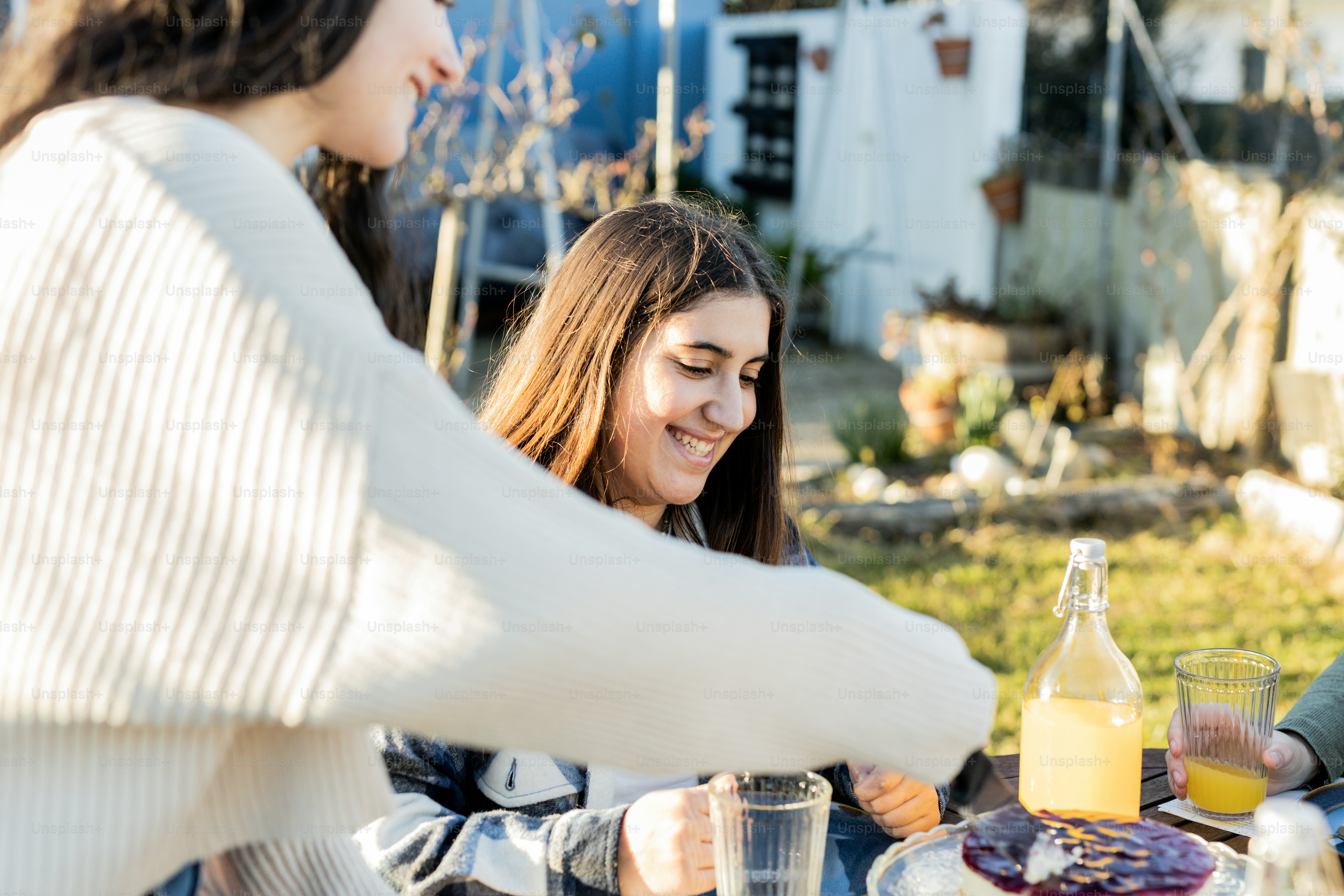 Un groupe de personnes assises autour d’une table avec des boissons ...